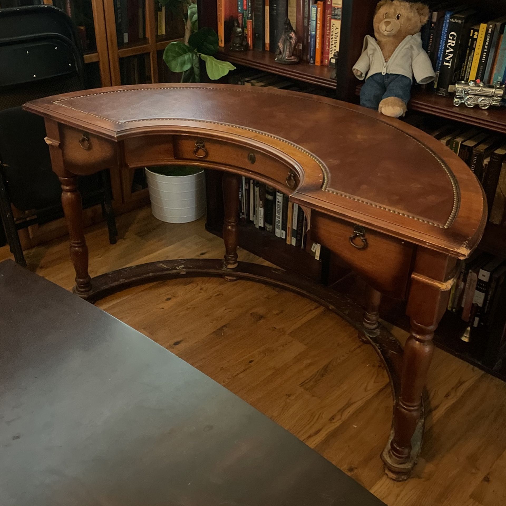 Elegant Half Moon Classic Desk for Sale in San Antonio, TX - OfferUp