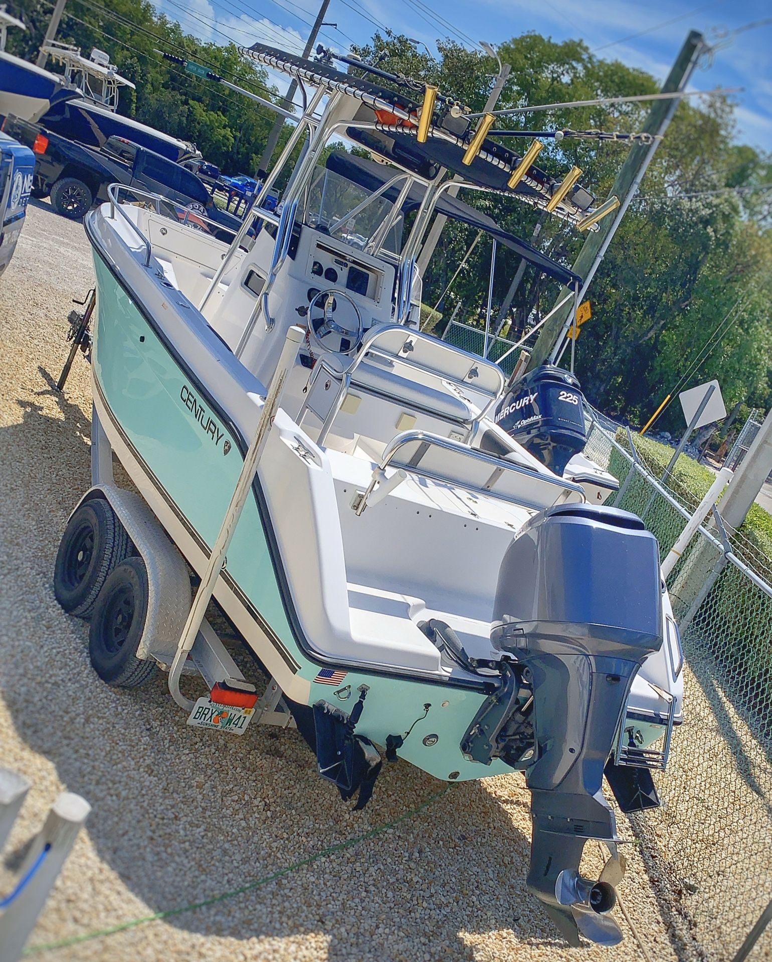 2004 Century 22 w/ Yamaha 200 Four Stroke and tandem axle aluminum ...