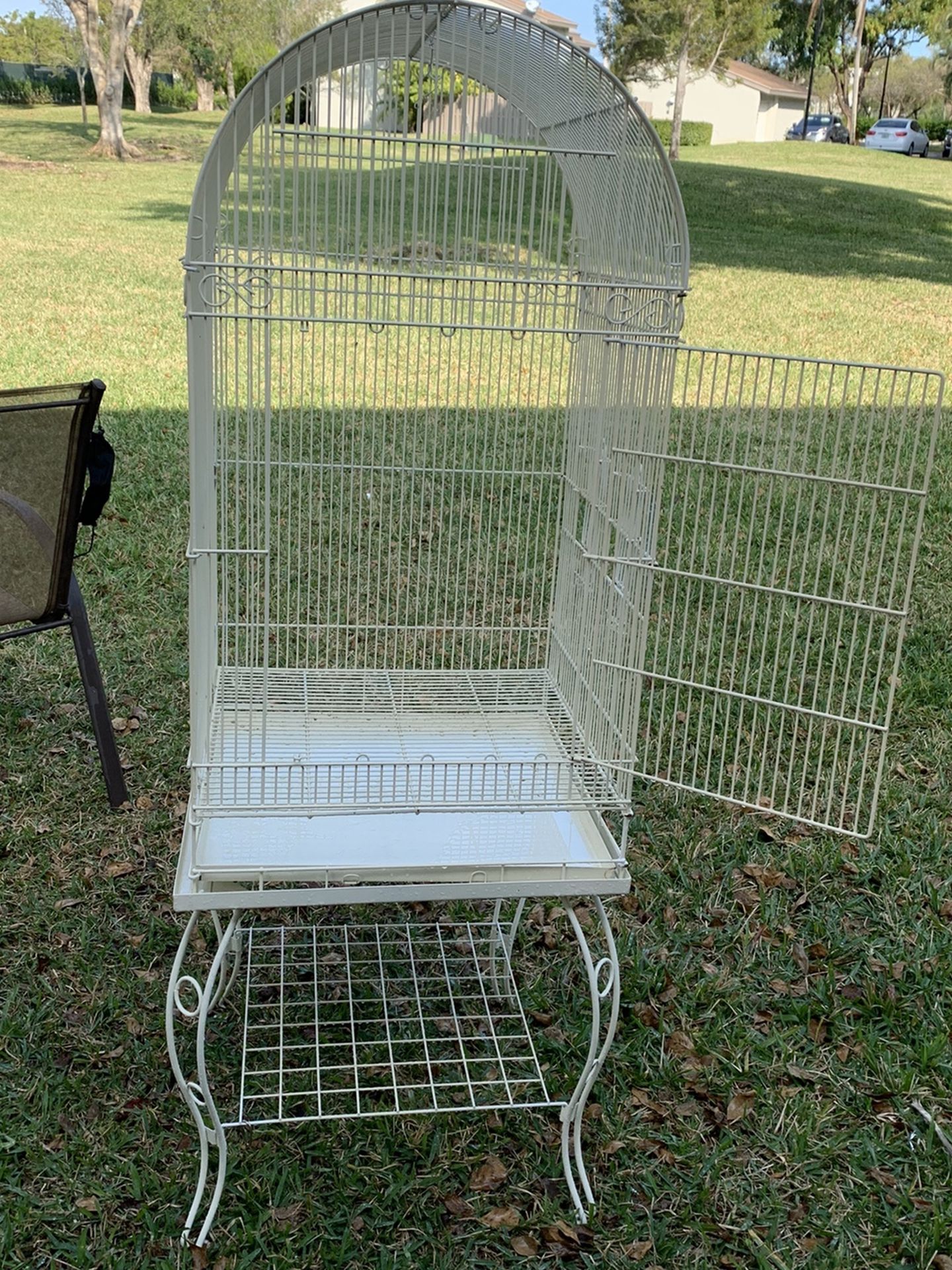 Large Free-Standing Bird cage for Sale in Miami, FL - OfferUp