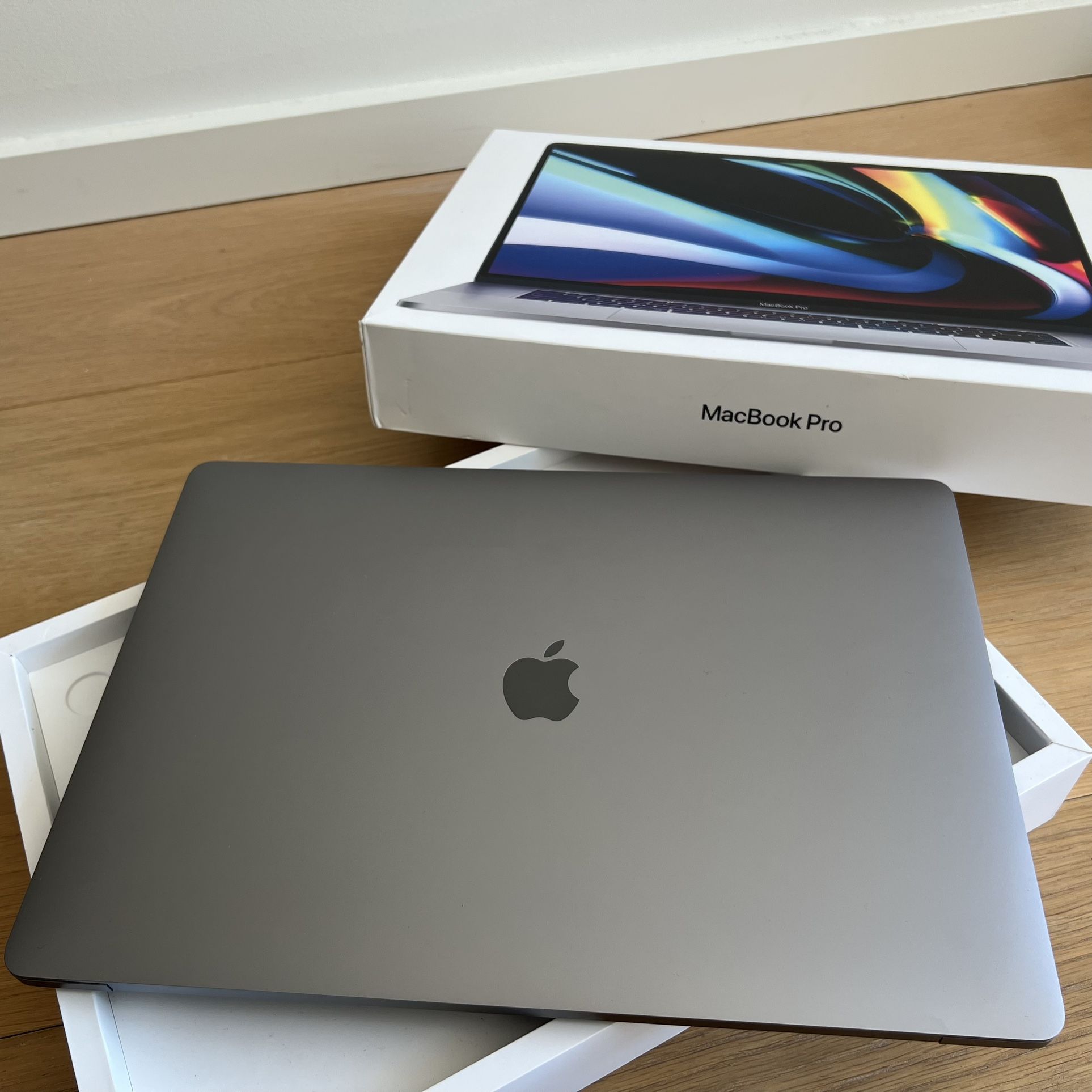 1TB SSD 32GB RAM 16” MacBook Pro Touch Bar 2.3GHz 8-Core i9 CPU Retina ...