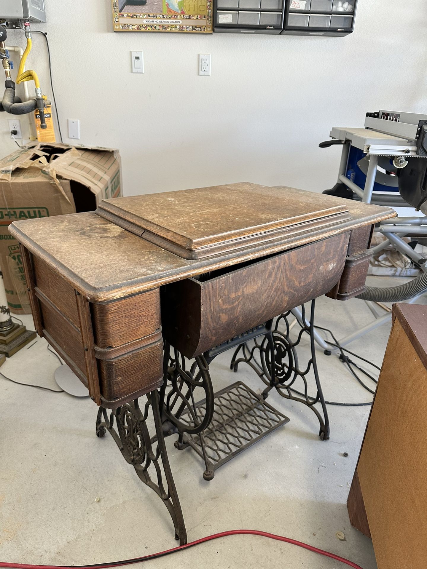 Table Singer for Sale in Menifee, CA - OfferUp