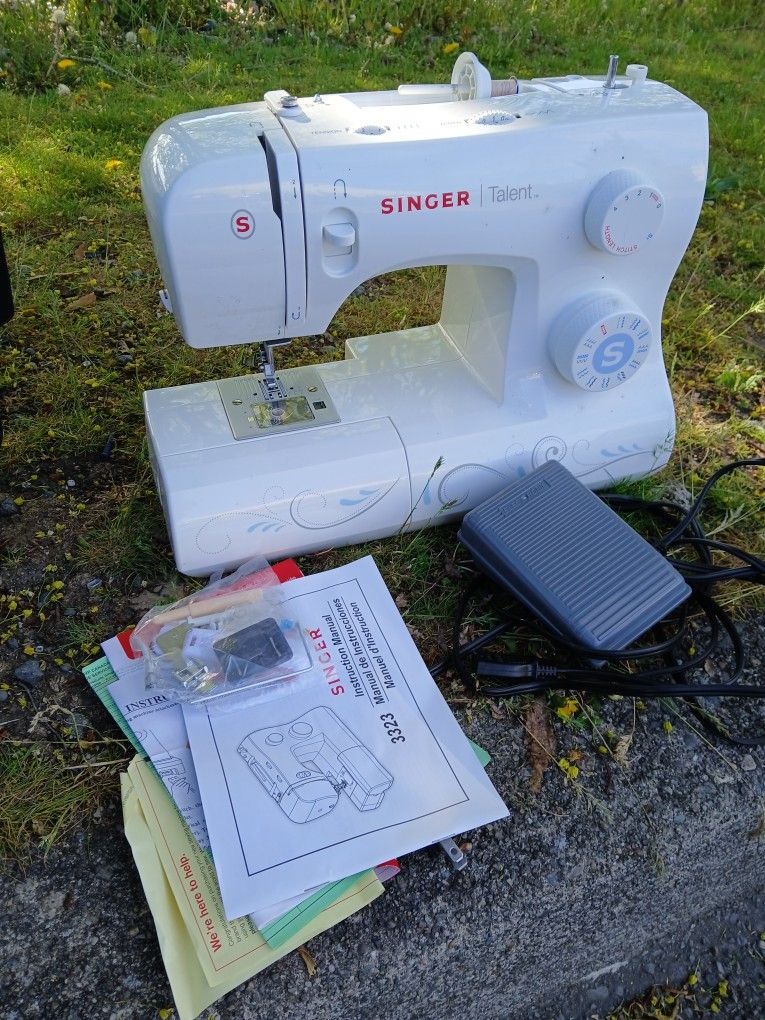 Singer Sewing Machine for Sale in Tacoma, WA - OfferUp