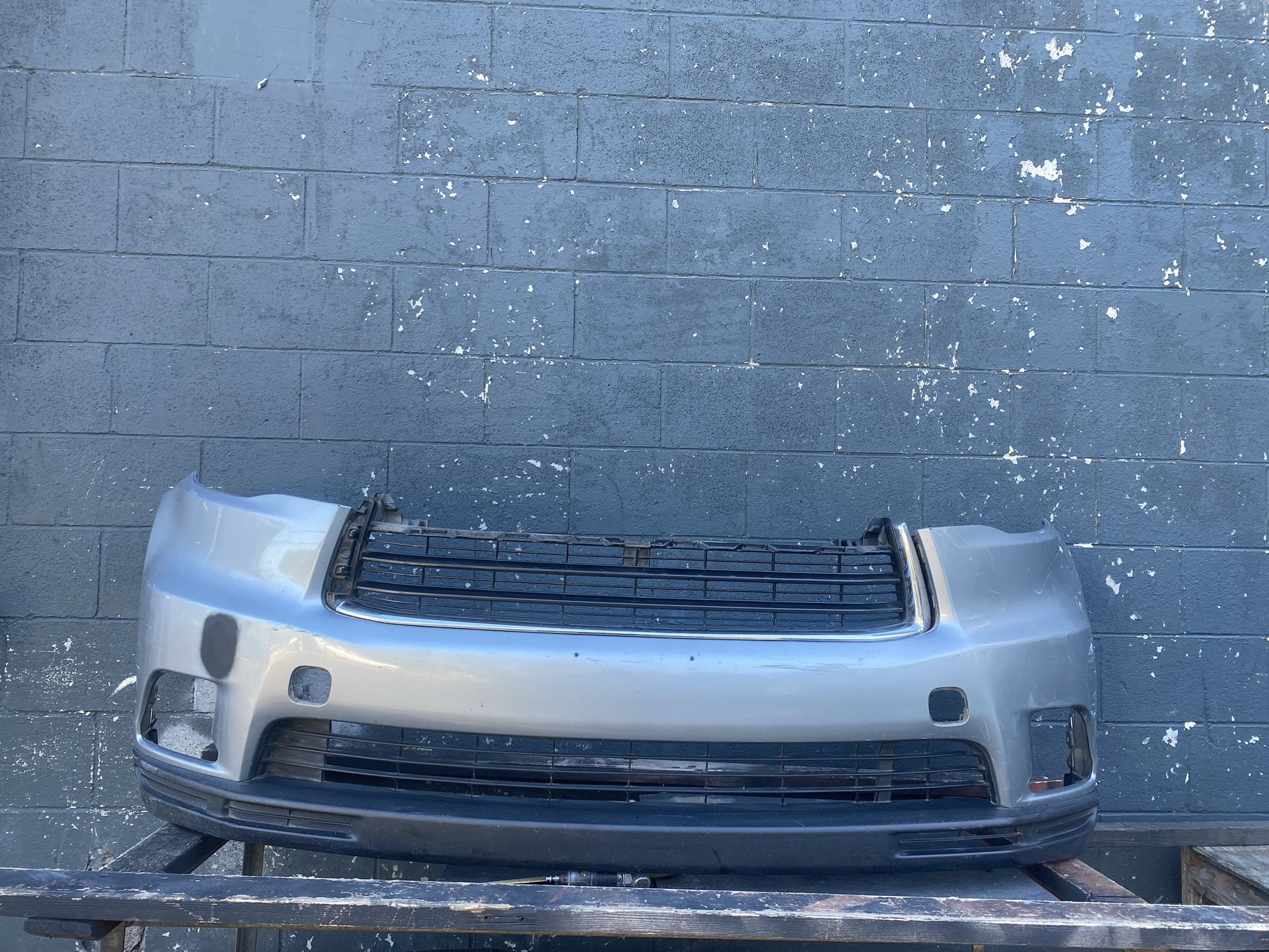 2014-2016 toyota highlander front bumper for Sale in Dallas, TX - OfferUp