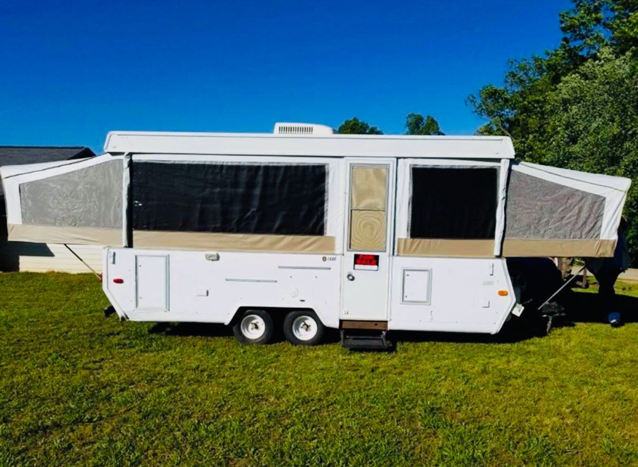 1995 Jayco 1406 popup camper.. in perfect condition! for Sale in Newton ...
