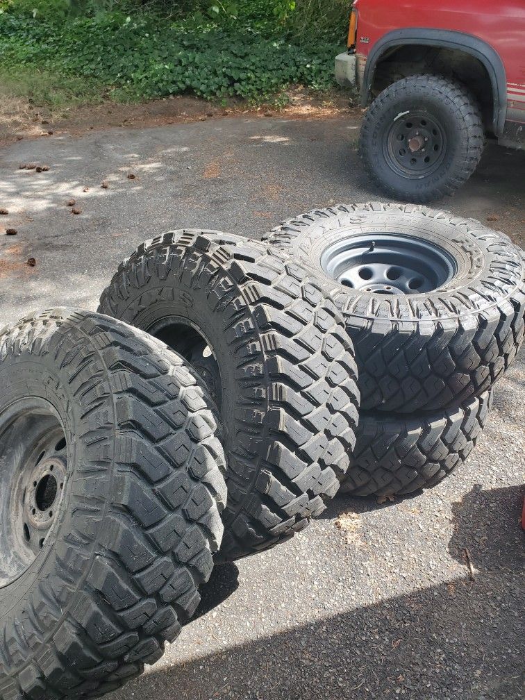 Maxxis Razor 35x12.50r15 for Sale in Yelm, WA - OfferUp