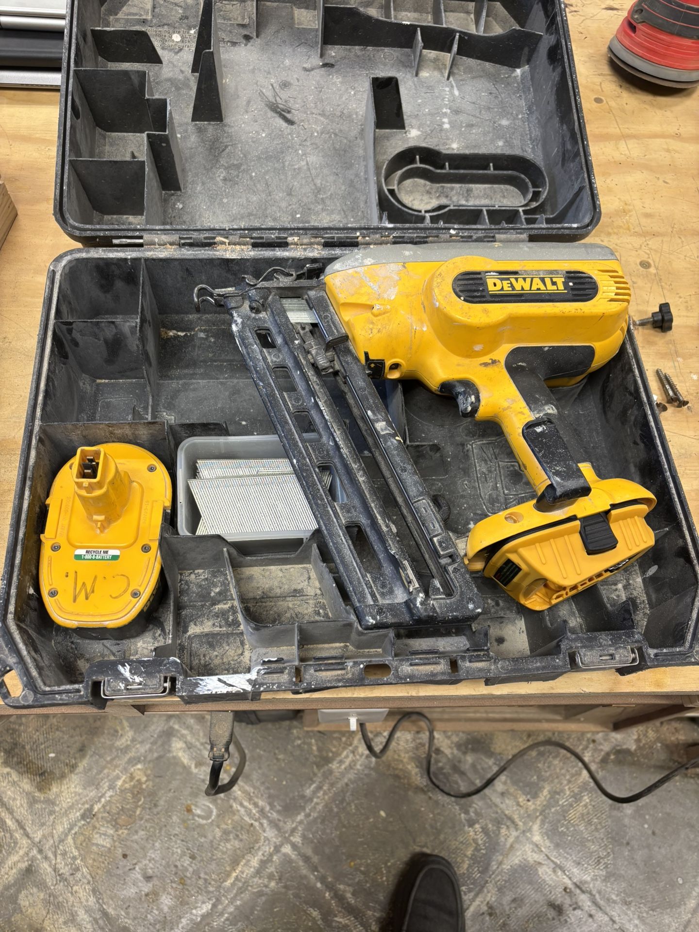 Dewalt DC618 16 Gauge Finish Nailer, 18v With Adapter For Li-Ion 20v ...