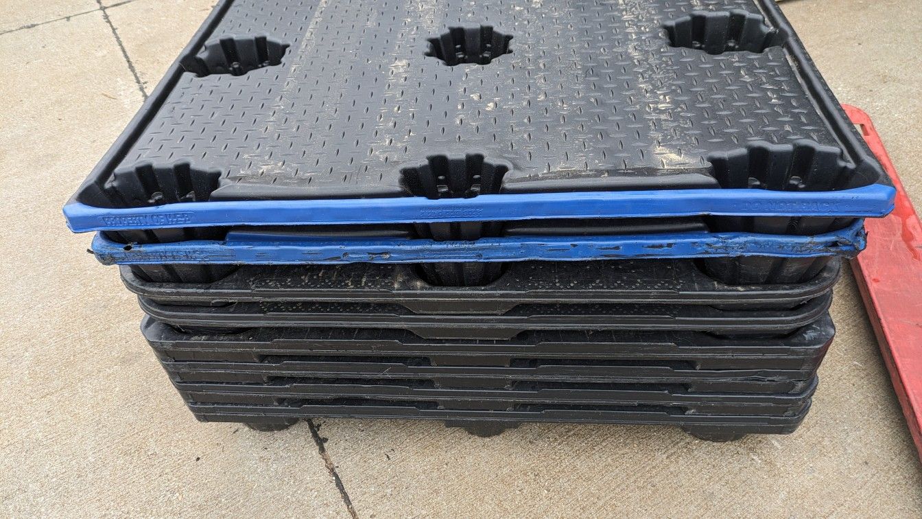 Good Plastic Pallets For Sale for Sale in Mckinney, TX - OfferUp
