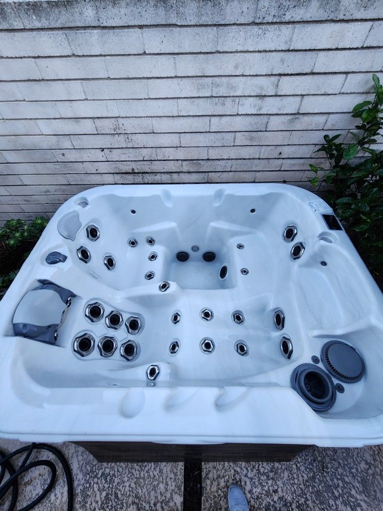 Dimension One 2021 Triad 36 Hot Tub for Sale in Huntington Beach, CA ...
