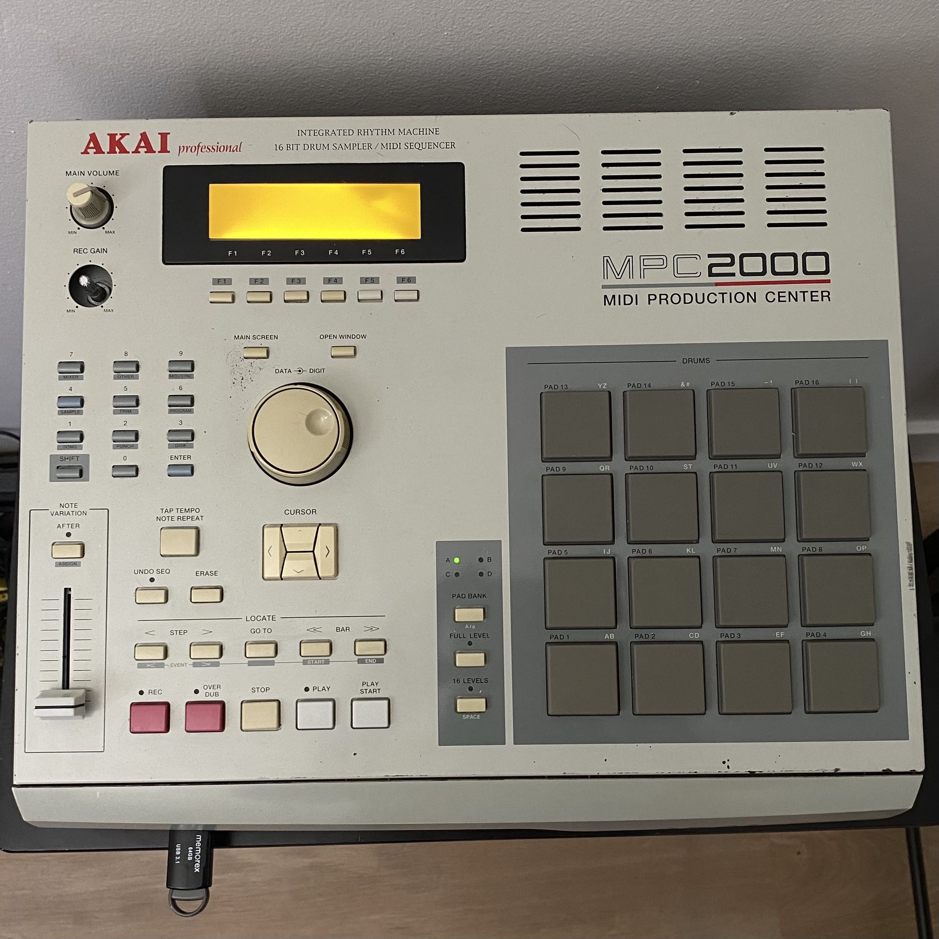 Akai MPC 2000 Classic [Works just needs new screen] for Sale in Gardena, CA - OfferUp