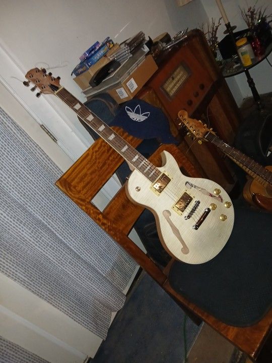 Hollow Body Guitar for Sale in Santa Ana, CA - OfferUp
