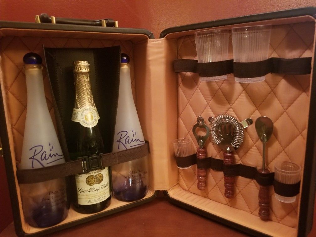 3 Bottle Liquor Travel/Picnic Lock Box for Sale in Jacksonville, FL ...