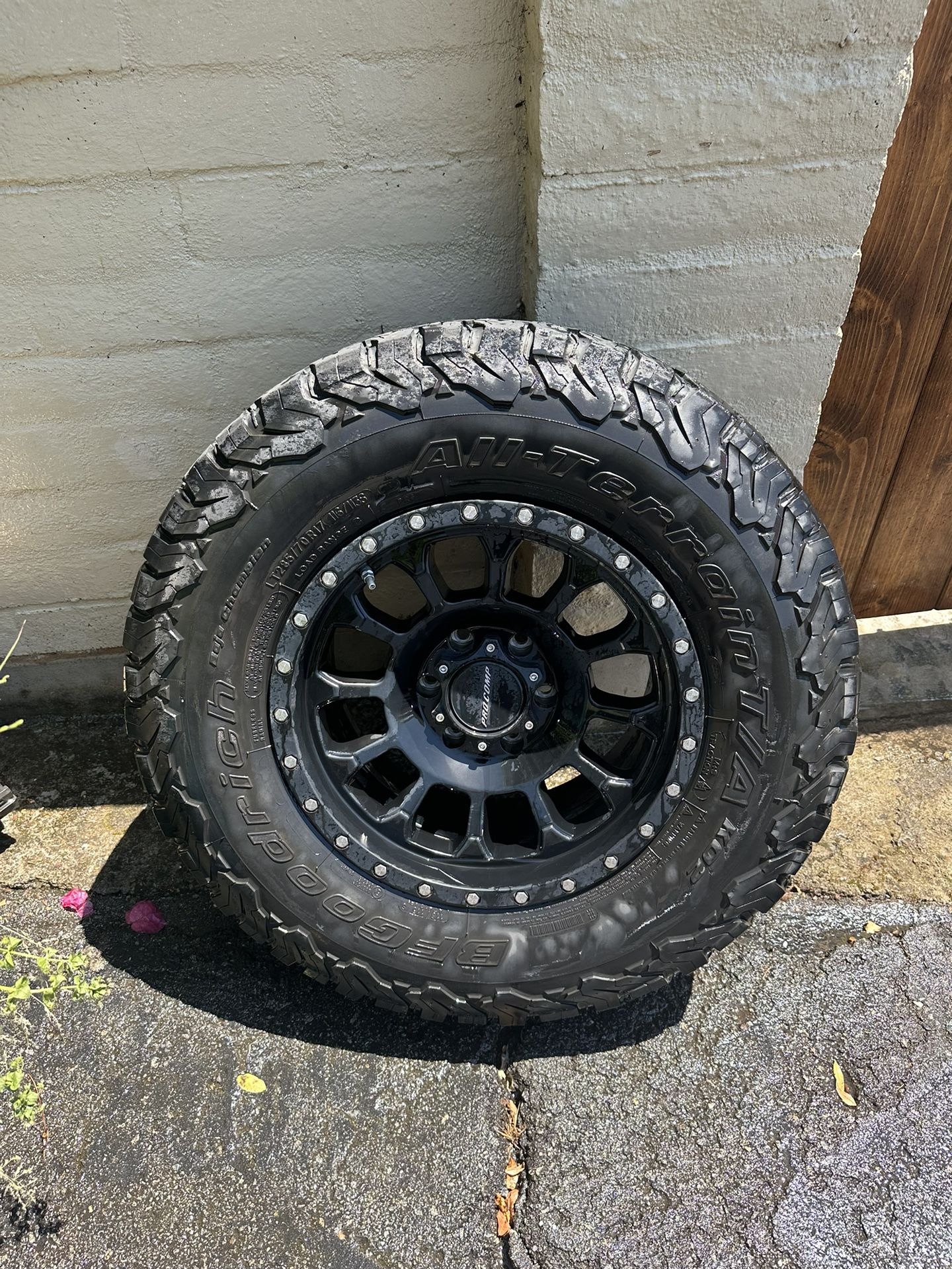 Pro Comp Wheels 17” 6 Lug BFG KO2 285 70R 17 for Sale in San Diego, CA ...