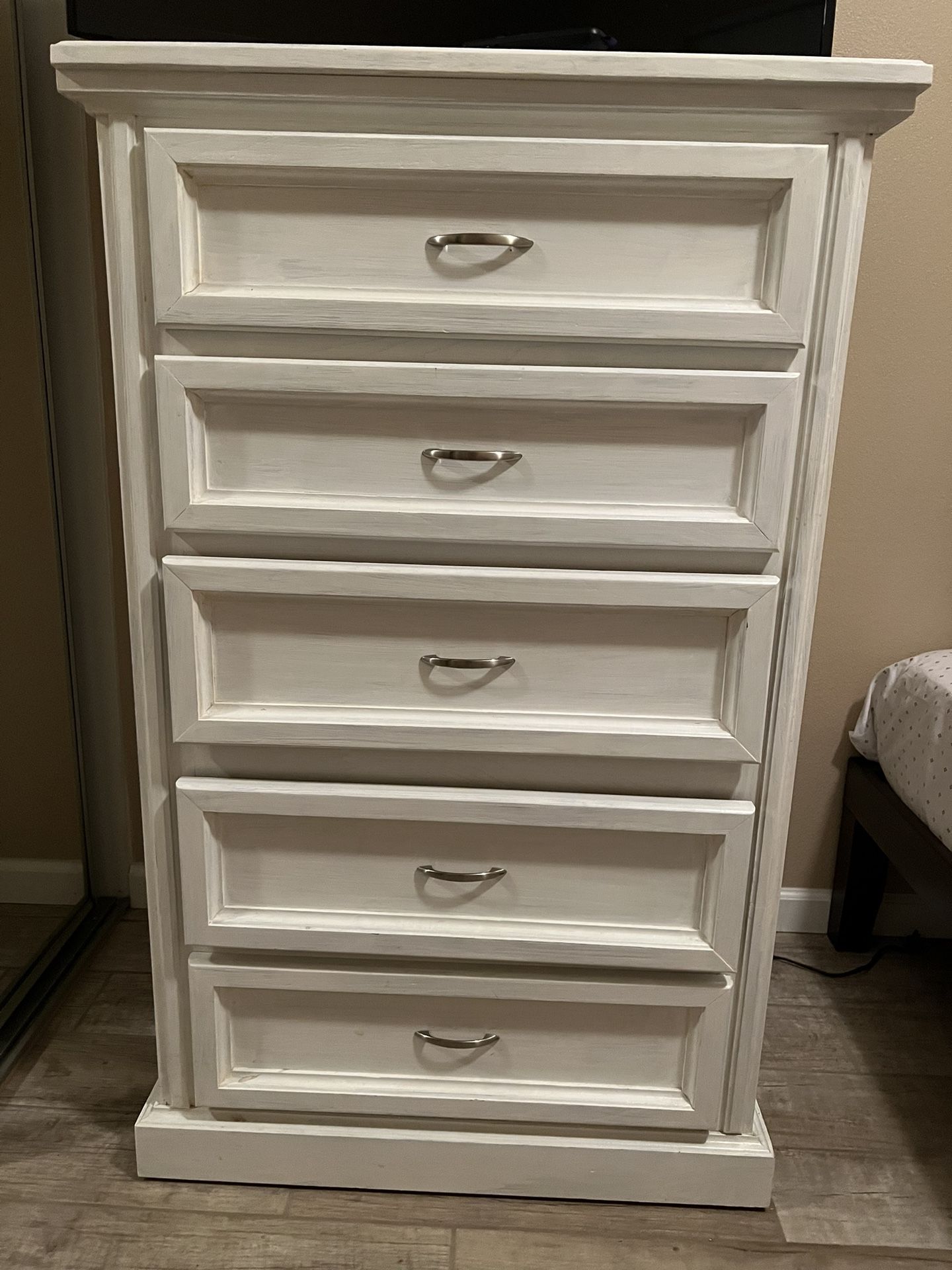 5 Drawer Chest Dresser for Sale in Riverside, CA - OfferUp