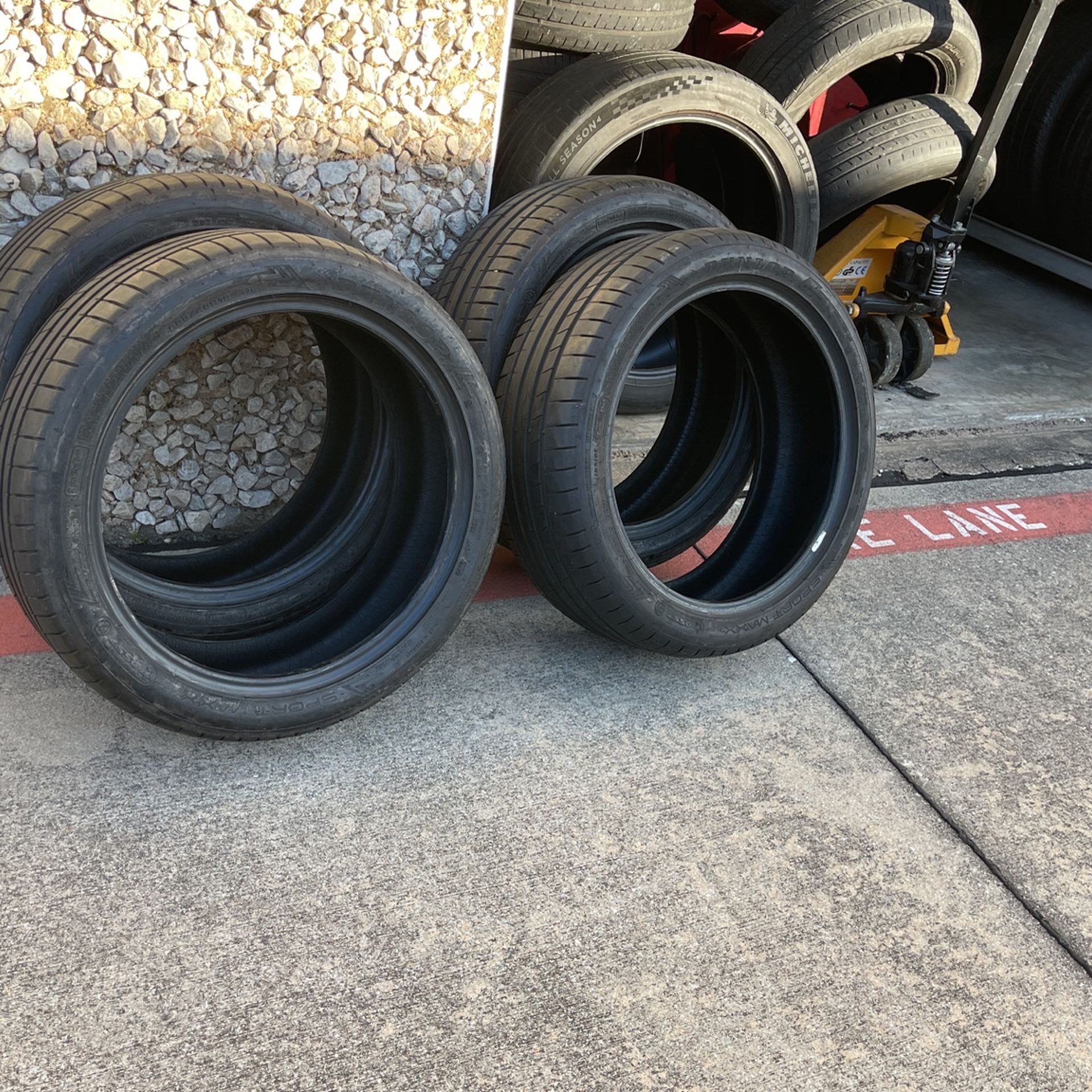 225/45/18 Dunlop Tires Run flat Tread 99% for Sale in Dallas, TX - OfferUp