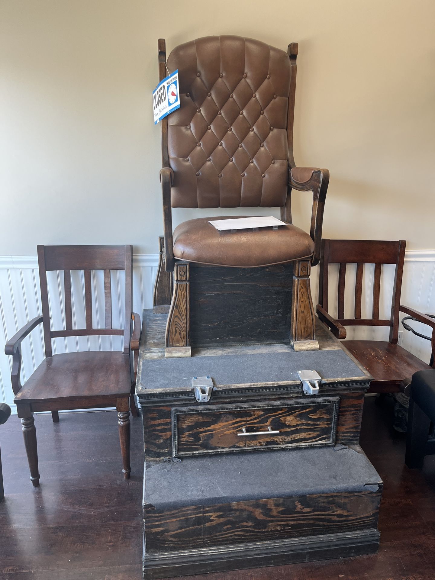shoe shine chair for Sale in Rancho Cucamonga, CA - OfferUp