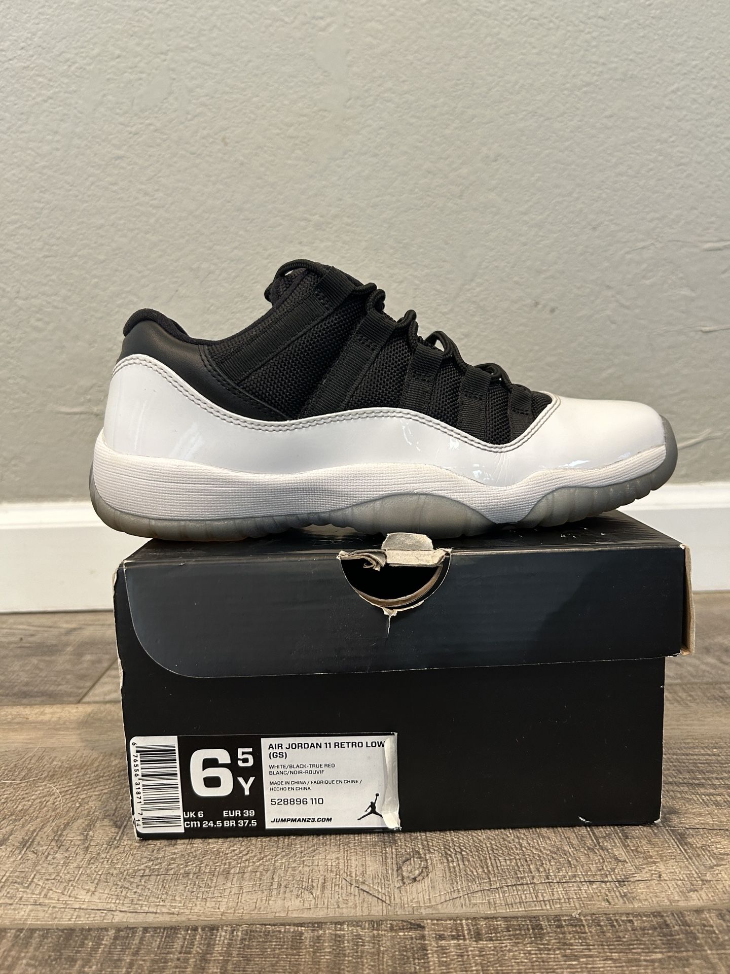 Air Jordan Retro 11 Low Tuxedo (GS), Size 6.5Y (used) for Sale in Maple ...