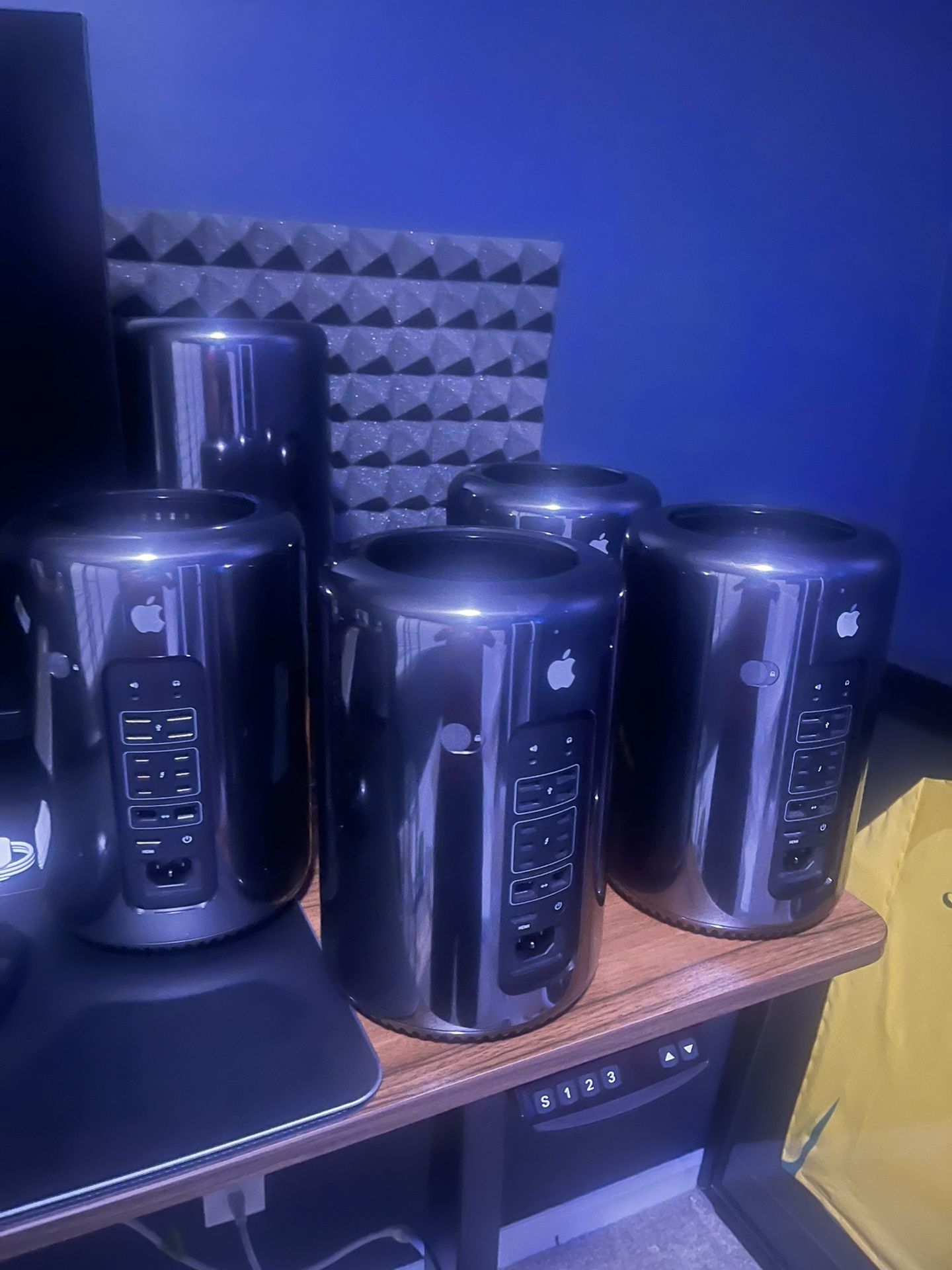 Mac Pro 2013 (Trash cans) for Sale in Decatur, GA - OfferUp