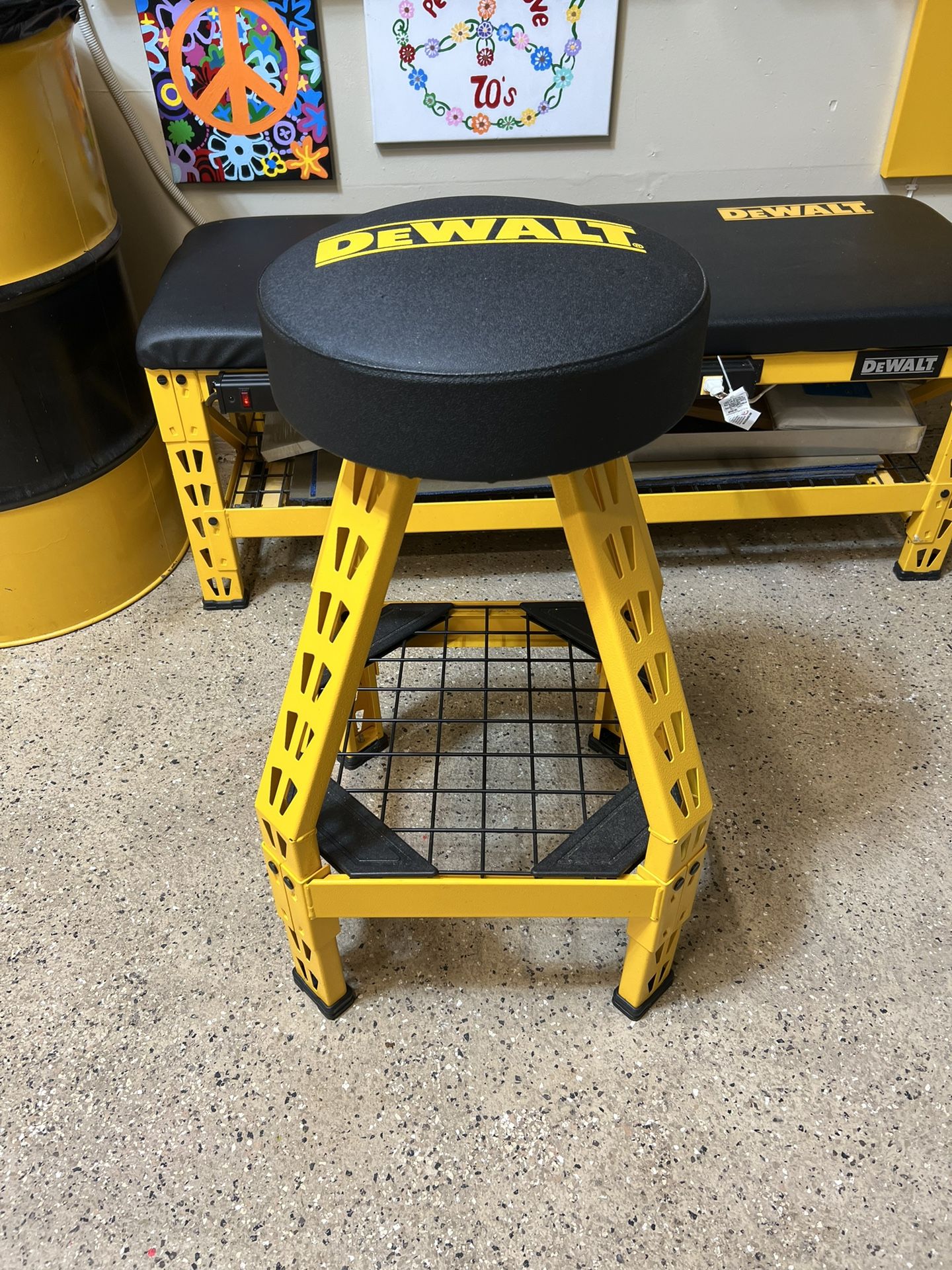 DEWALT 32 in. H x 17 in. W x 17 in. D Swivel Seat - Shop Stool with ...