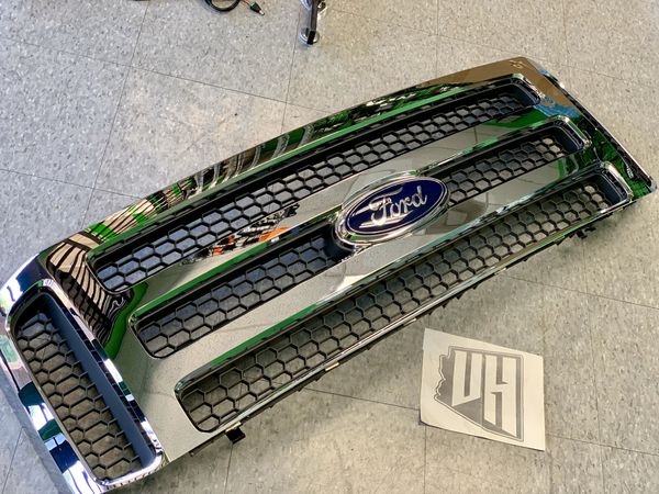 99 04 Ford F250 F350 Excursion Grill New Style for Sale in Phoenix, AZ ...