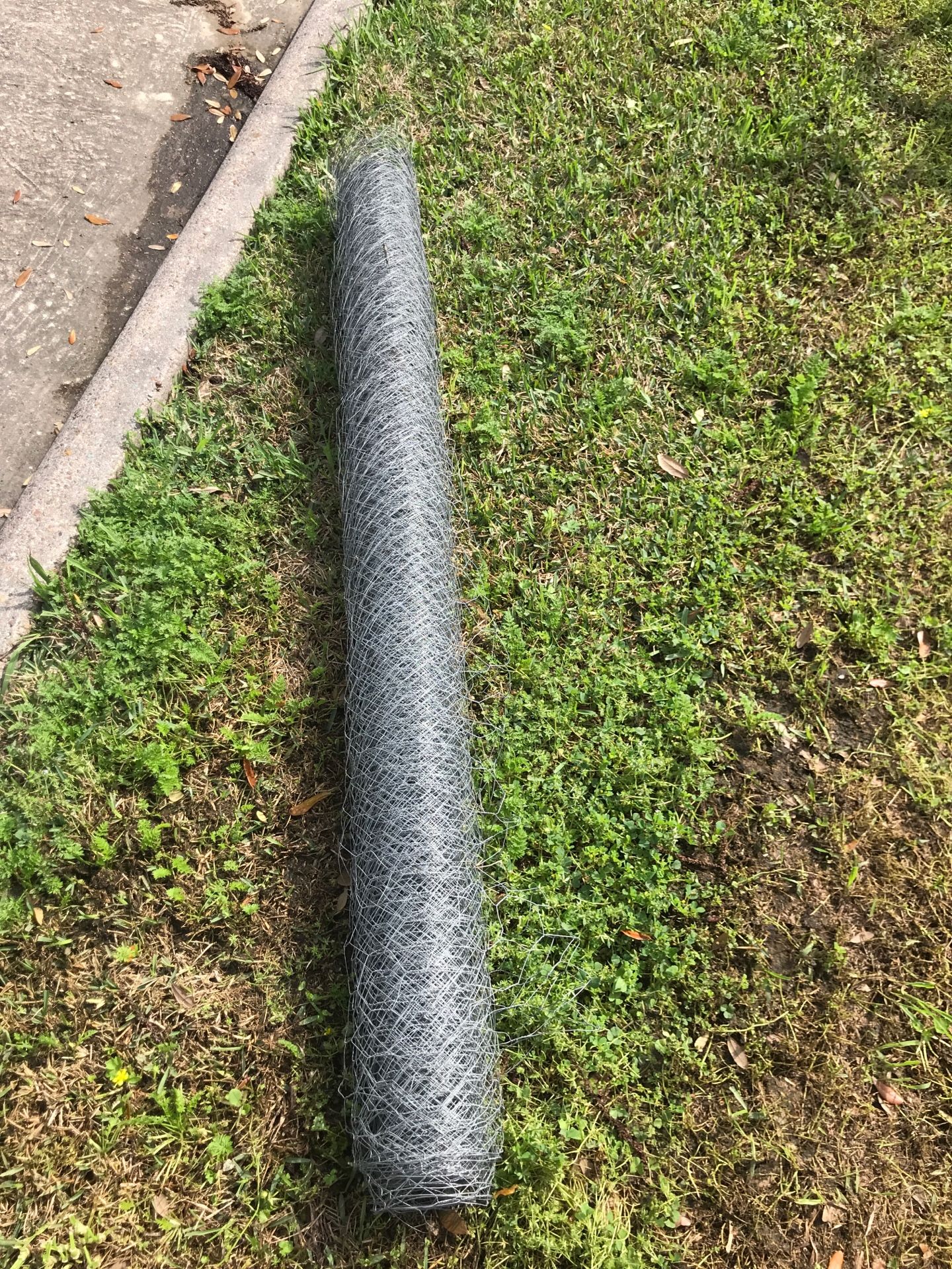 6ft tall roll of chicken wire for Sale in Pearland, TX - OfferUp
