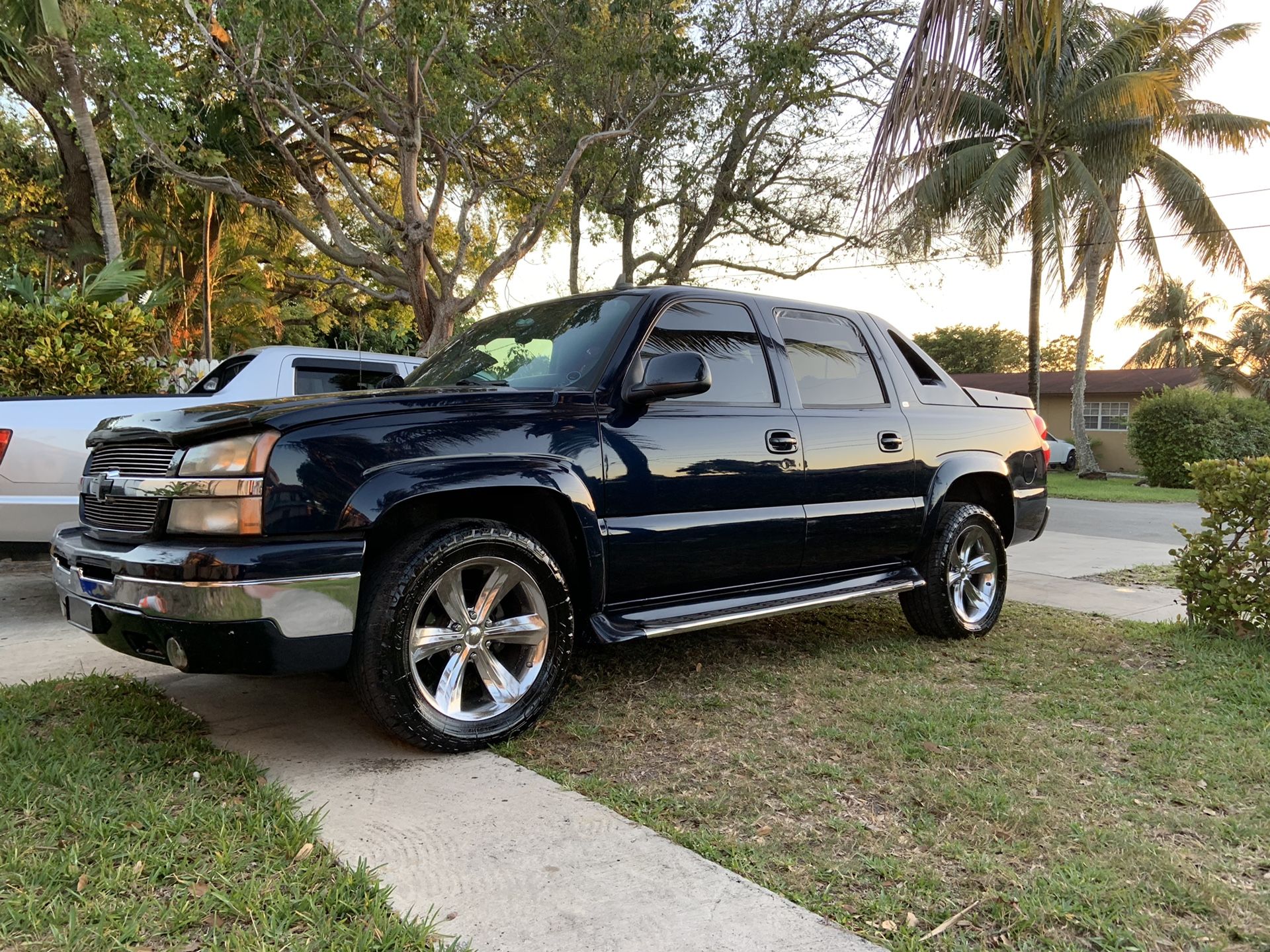 2006 Chevy avalanche regency edition for Sale in Miami, FL - OfferUp