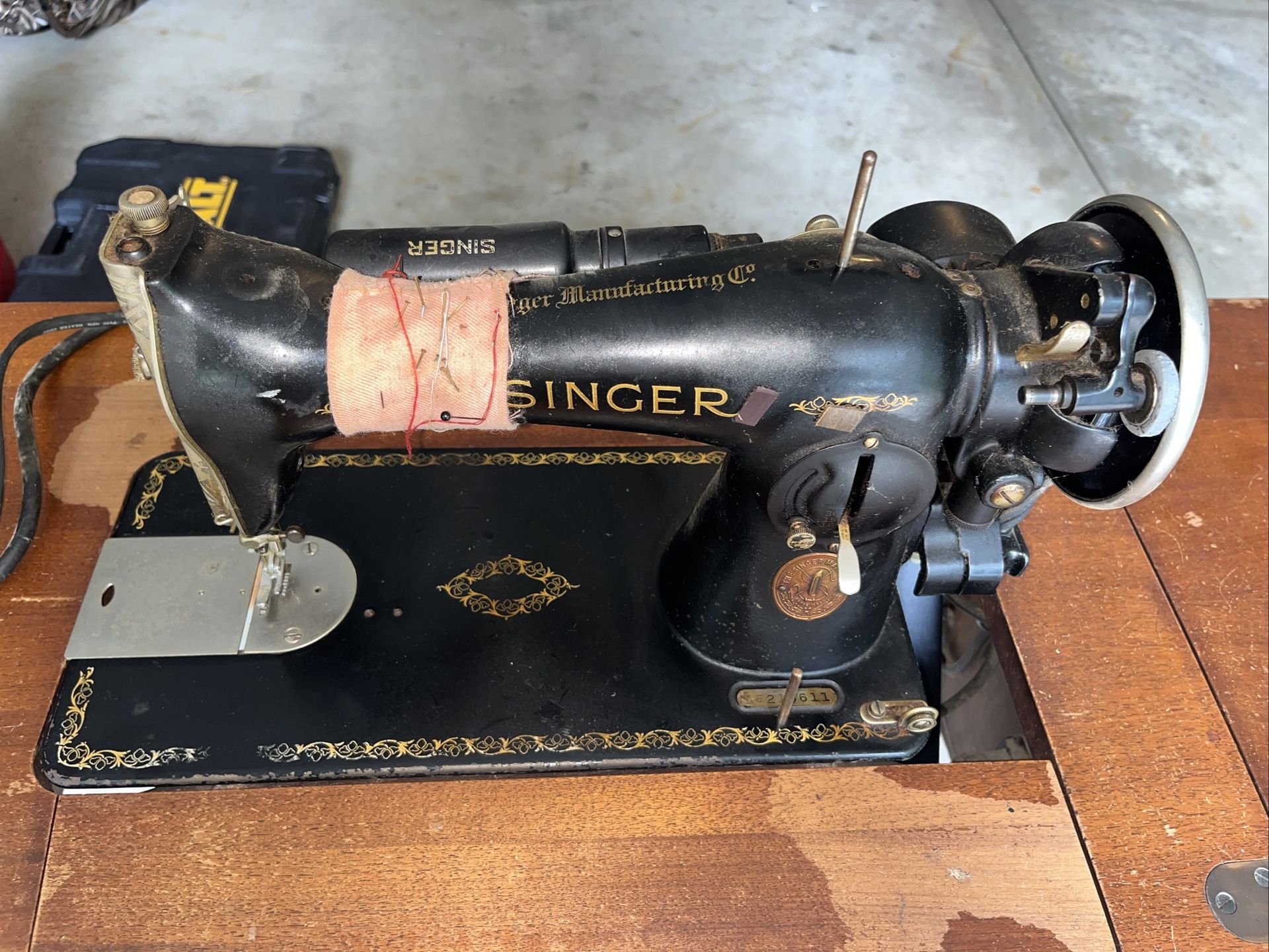 Vintage Singer Sewing Machine Model 15 Simanco 125255 w/ Table & Stool ...