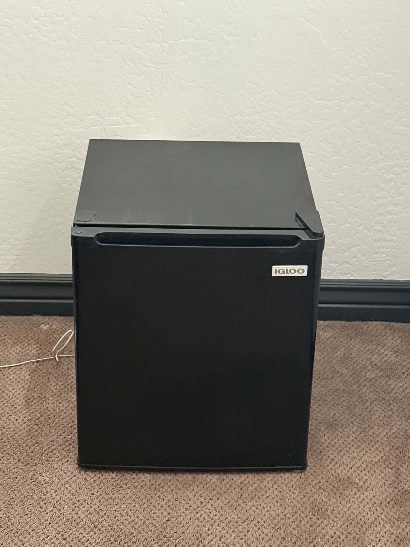 Igloo Mini Fridge 1.7 Cu Ft for Sale in Phoenix, AZ - OfferUp