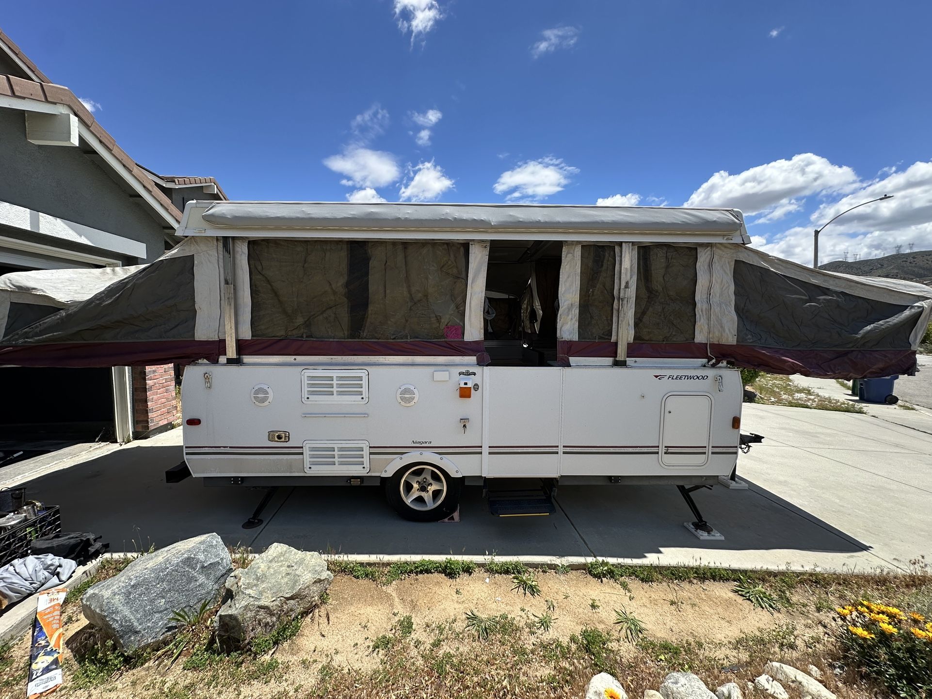 Pop Up Trailer With Full Hookups for Sale in Palmdale, CA - OfferUp