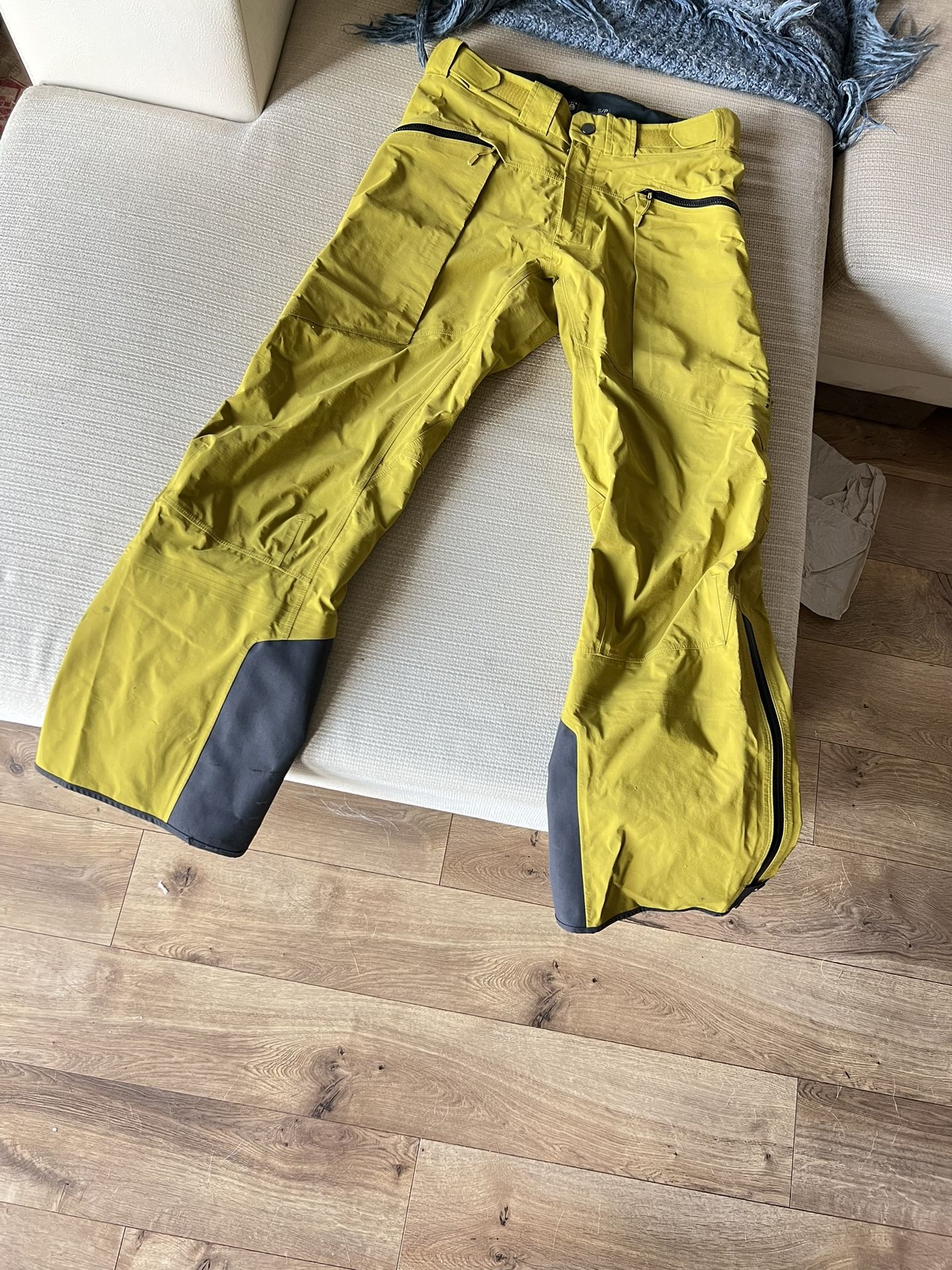 Mountain Hardware Ski Pants for Sale in Seattle, WA - OfferUp