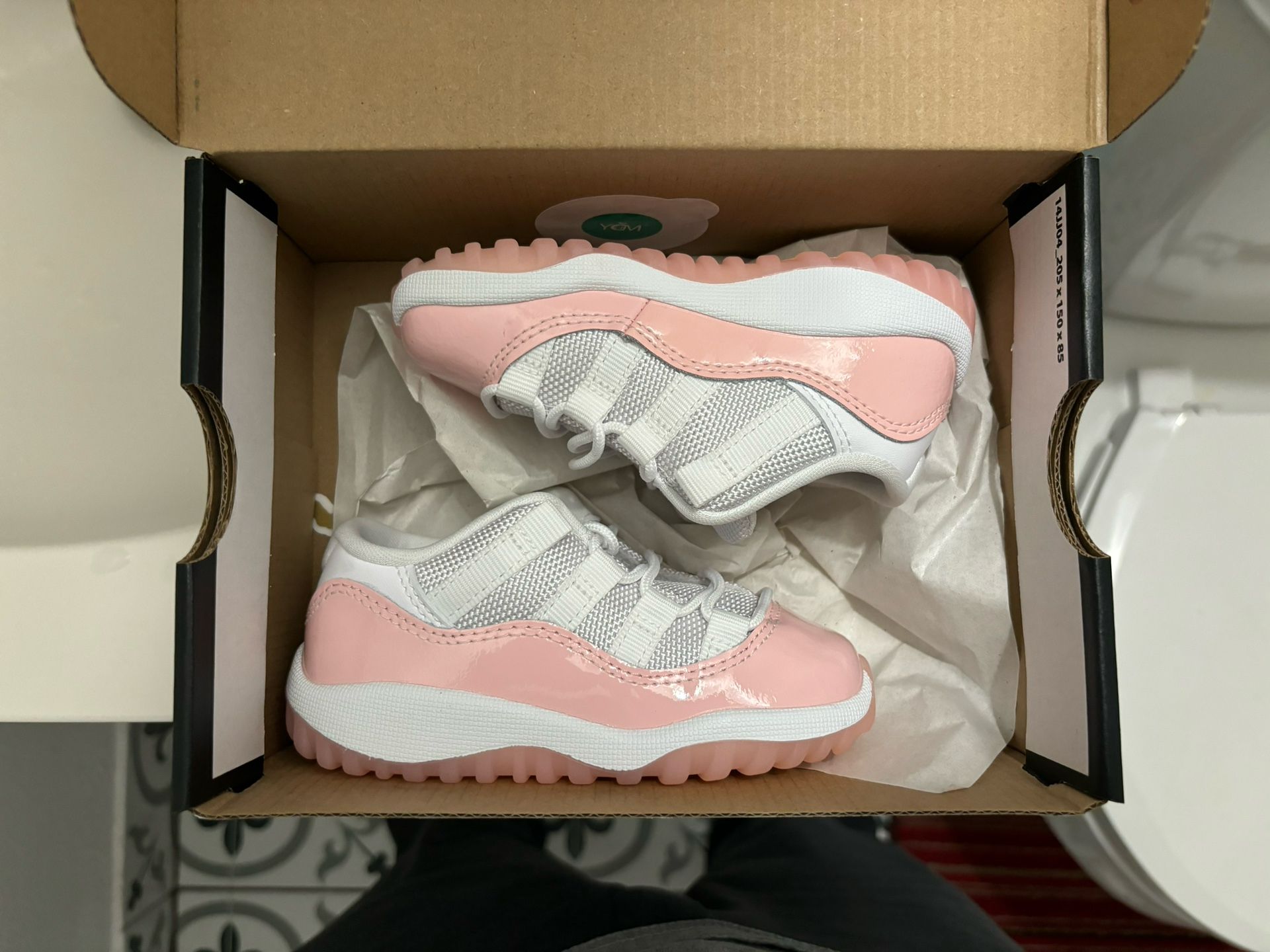 Ds Air Jordan Legend Pink Low 11s Size 7c for Sale in Houston, TX - OfferUp