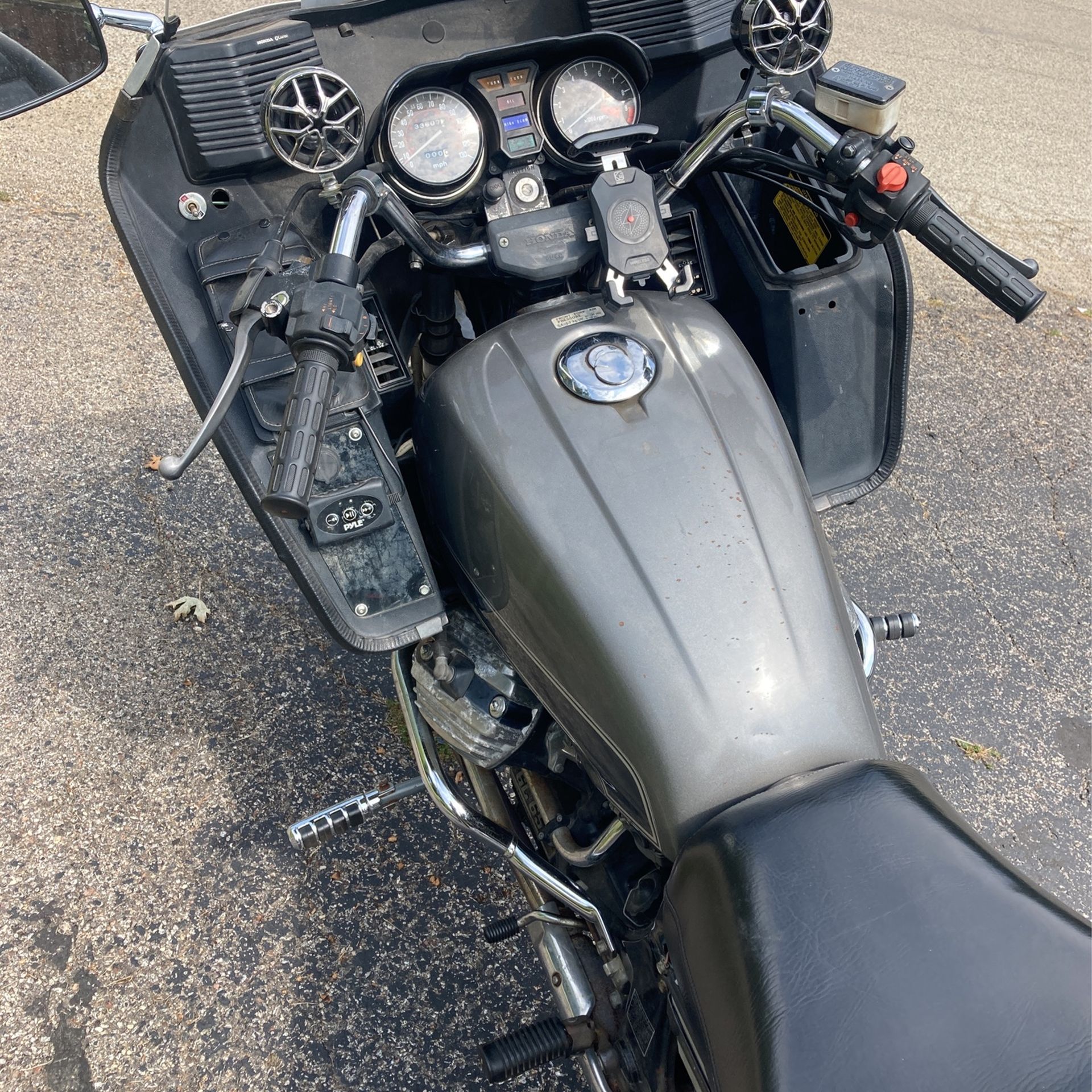 83 Honda Gl650 silverwing for Sale in Lake Villa, IL - OfferUp