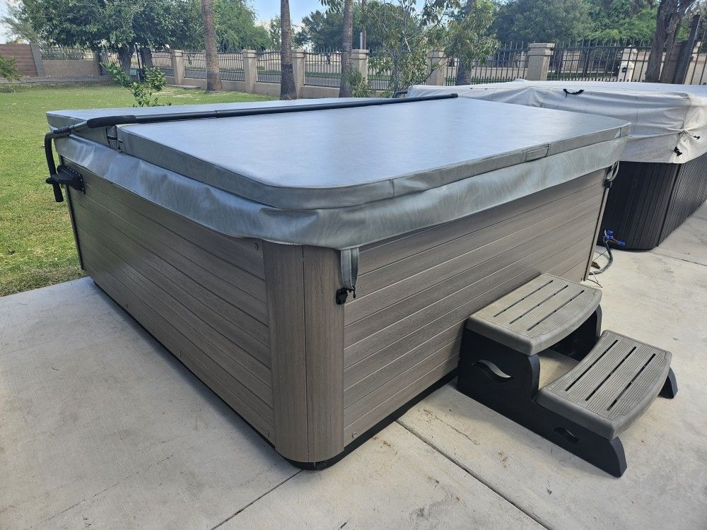 Beautiful & large 2015 Gradskog hot tub by Maax /spa/jacuzzi for sale ...