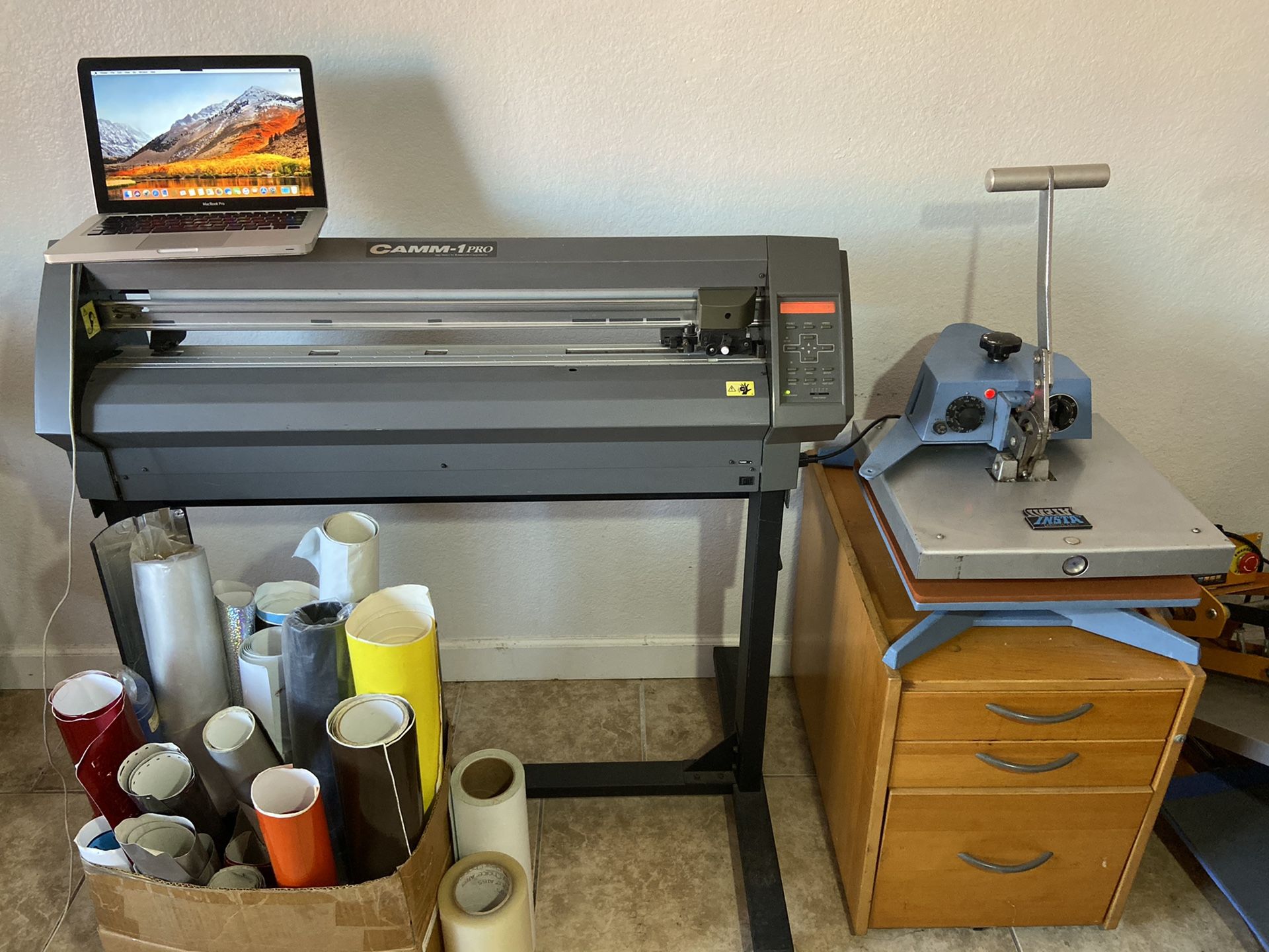 Roland CX-300 Vinyl Cutter / Plotter for Sale in Los Angeles, CA - OfferUp