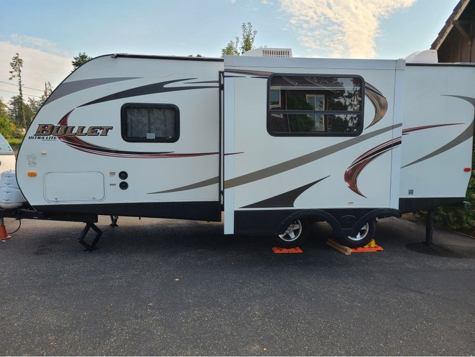 Keystone Bullet Ultra Lite Travel Trailer, 21 Ft, 2013 for Sale in Bow ...