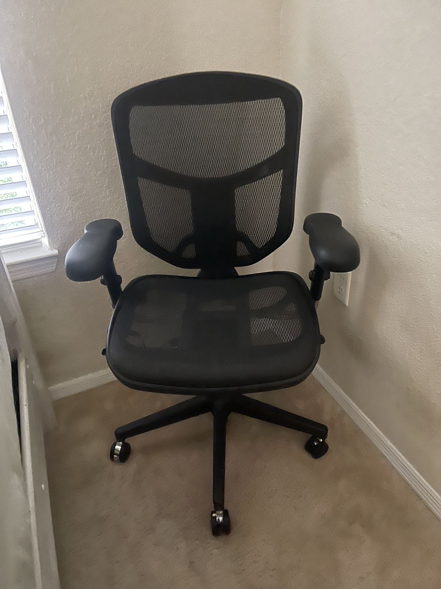 Workpro 9000 Ergonomic Mesh Chair for Sale in New Port Richey, FL - OfferUp