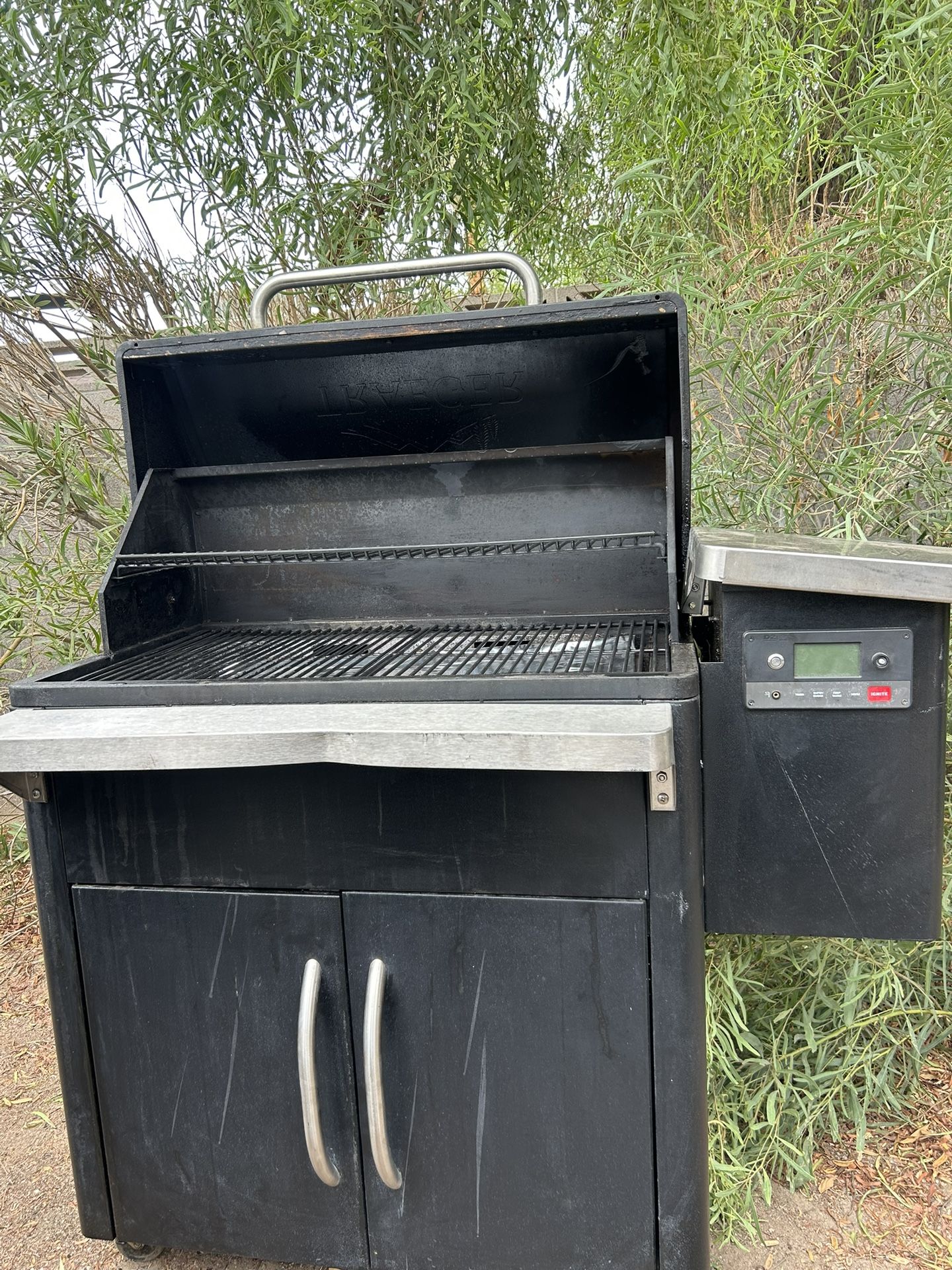 TRAEGER SILVERTON 810 PELLET GRILL SMOKER WITH WI-FI TECHNOLOGY USED ...