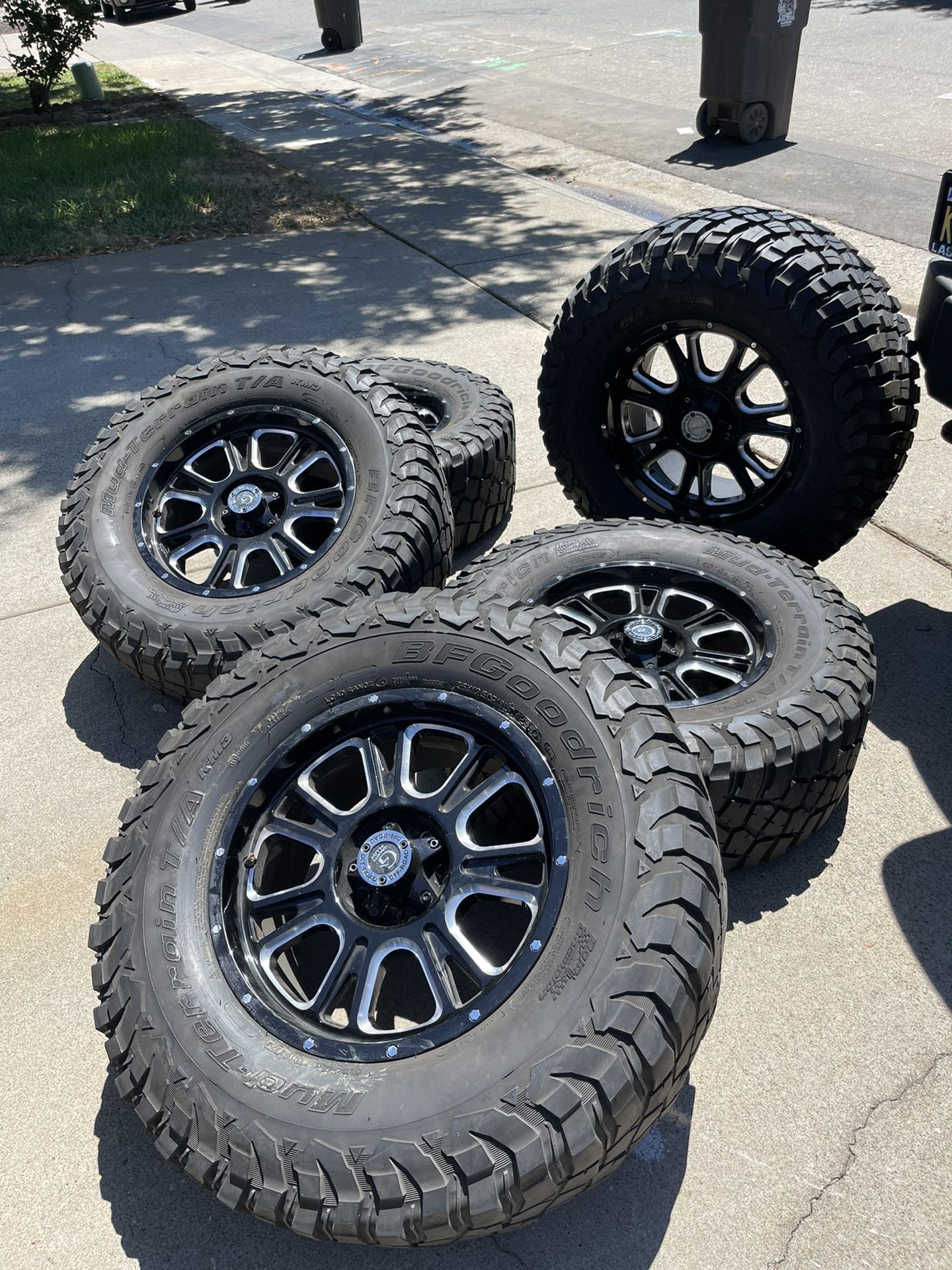 35in Mud Terrain Tires on 18in Rims for Sale in Sacramento, CA - OfferUp