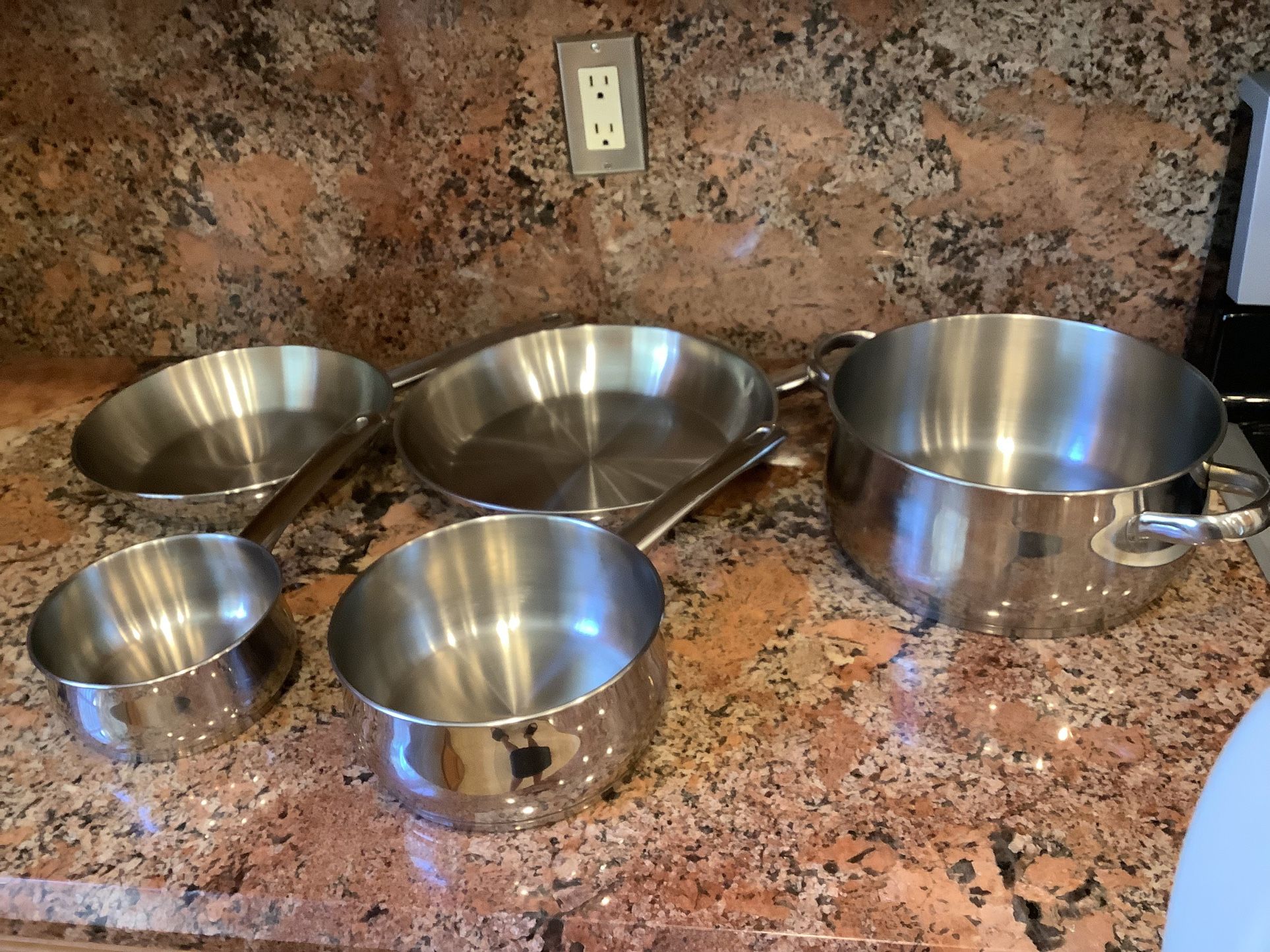 Kitchen Pots And Pans Decoration Preloved In Great Condition for Sale ...