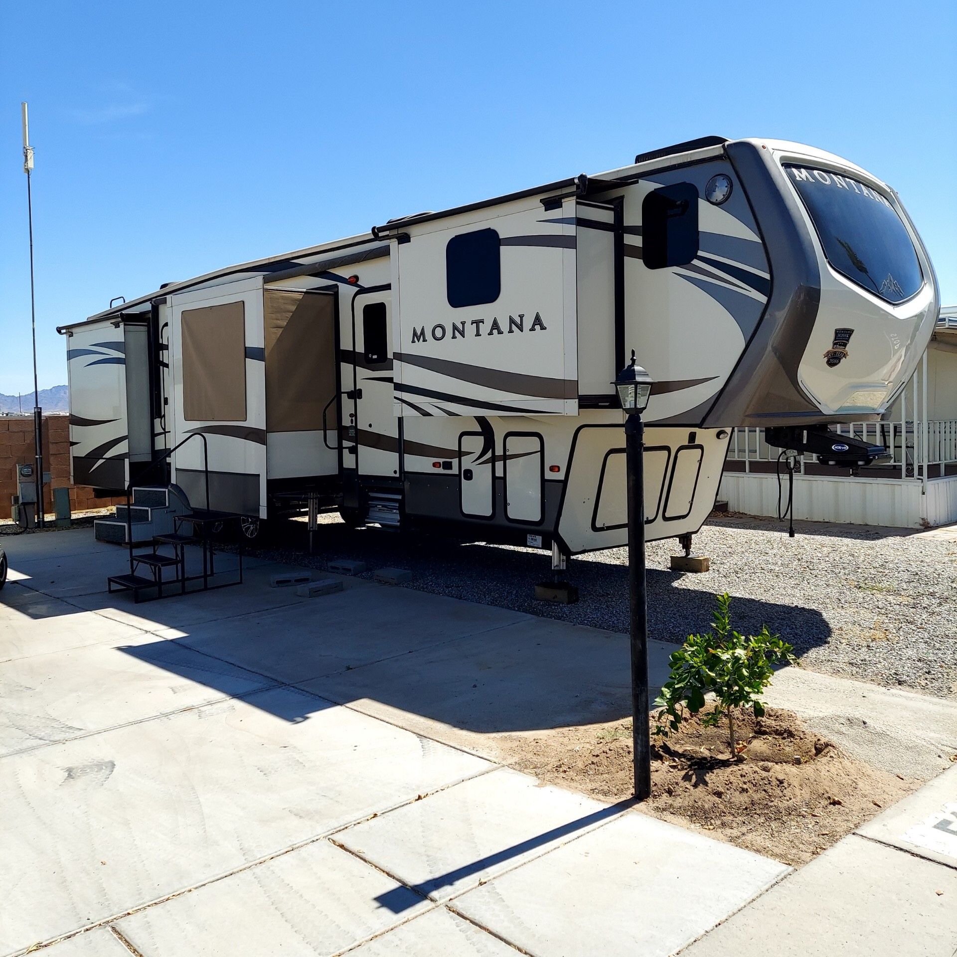 2017 Montana 5th wheel 5 slides 40 ft long. for Sale in Corona, CA ...