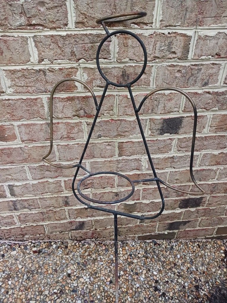Metal Angel Plant Stand for Sale in Williamsburg, VA - OfferUp