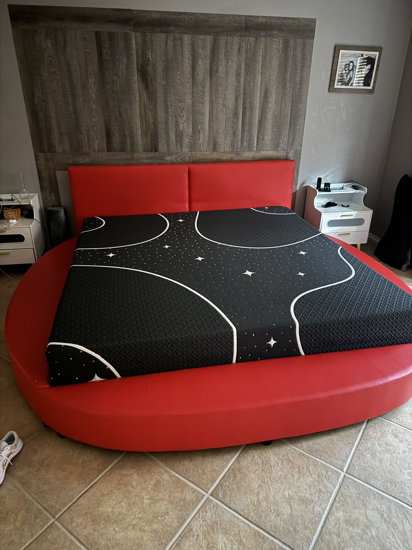 King size Red Round Bed In Very Good Condition for Sale in Schertz, TX ...