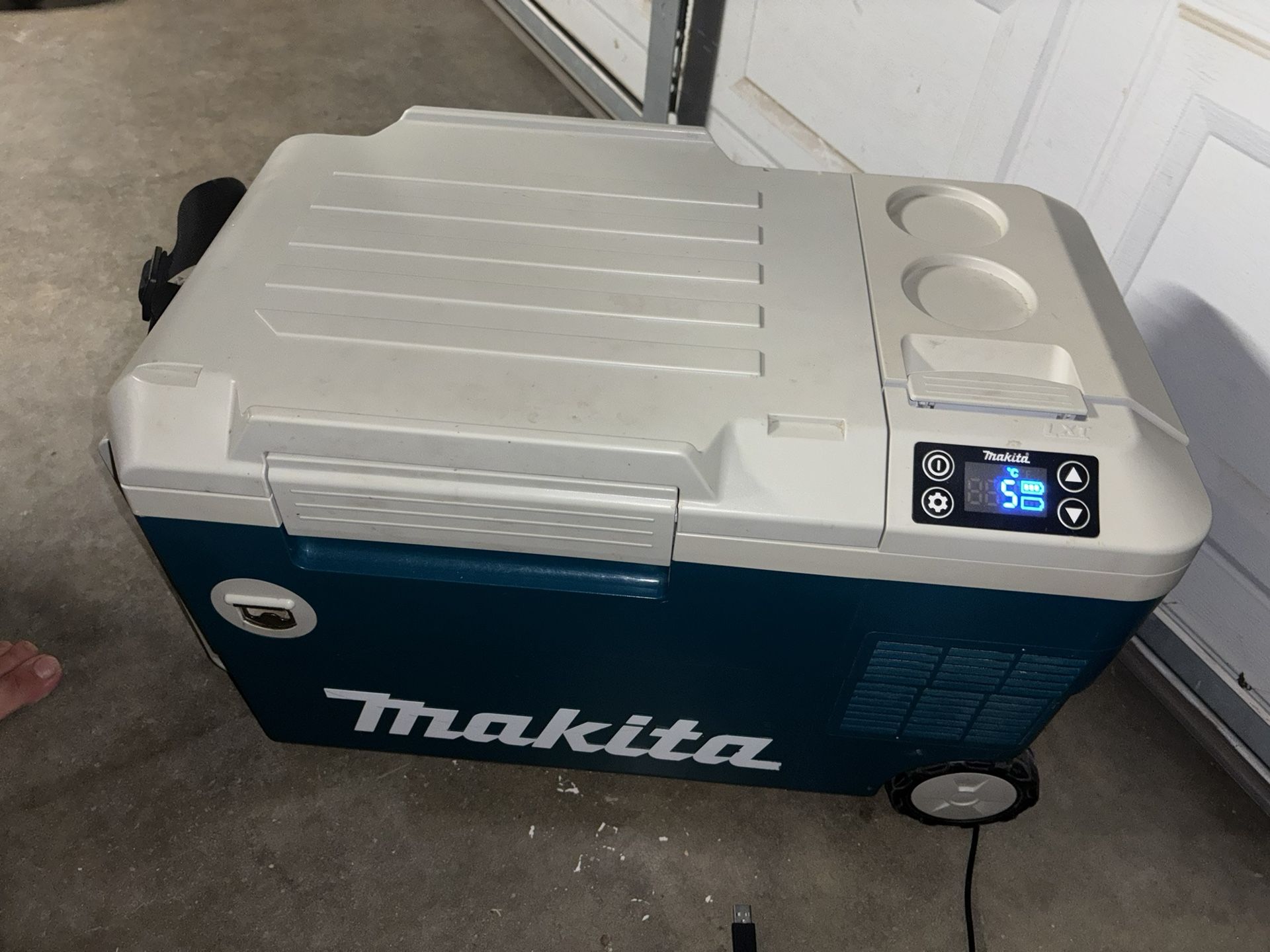 Makita Fridge and Heater 18v for Sale in Fresno, CA - OfferUp