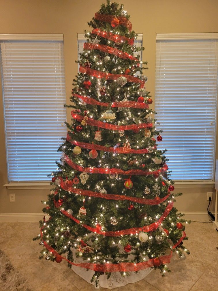 Christmas Tree 9Ft Pre Lit Montana Fur for Sale in Pflugerville, TX ...