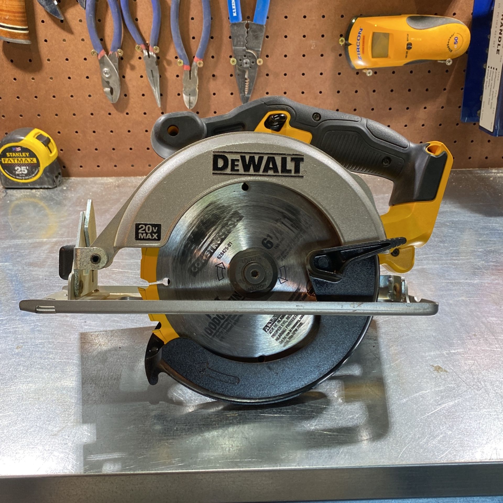 Dewalt 20v max 6 1/2” Skill Saw for Sale in Tacoma, WA - OfferUp