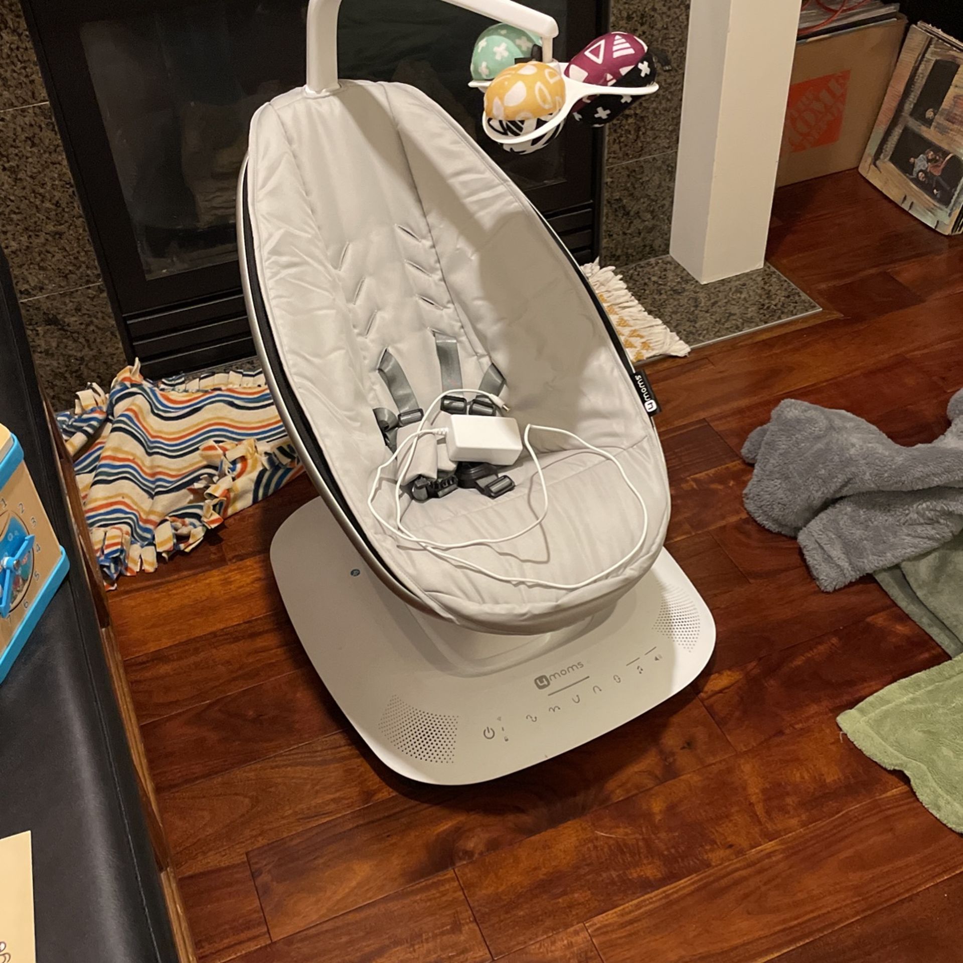 4Moms Mamaroo Baby infant Rocker Chair for Sale in Tacoma, WA - OfferUp