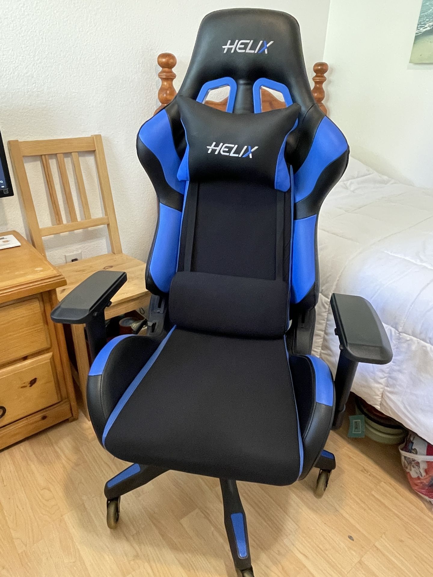 Helix Gaming Chair for Sale in Elk Grove, CA - OfferUp