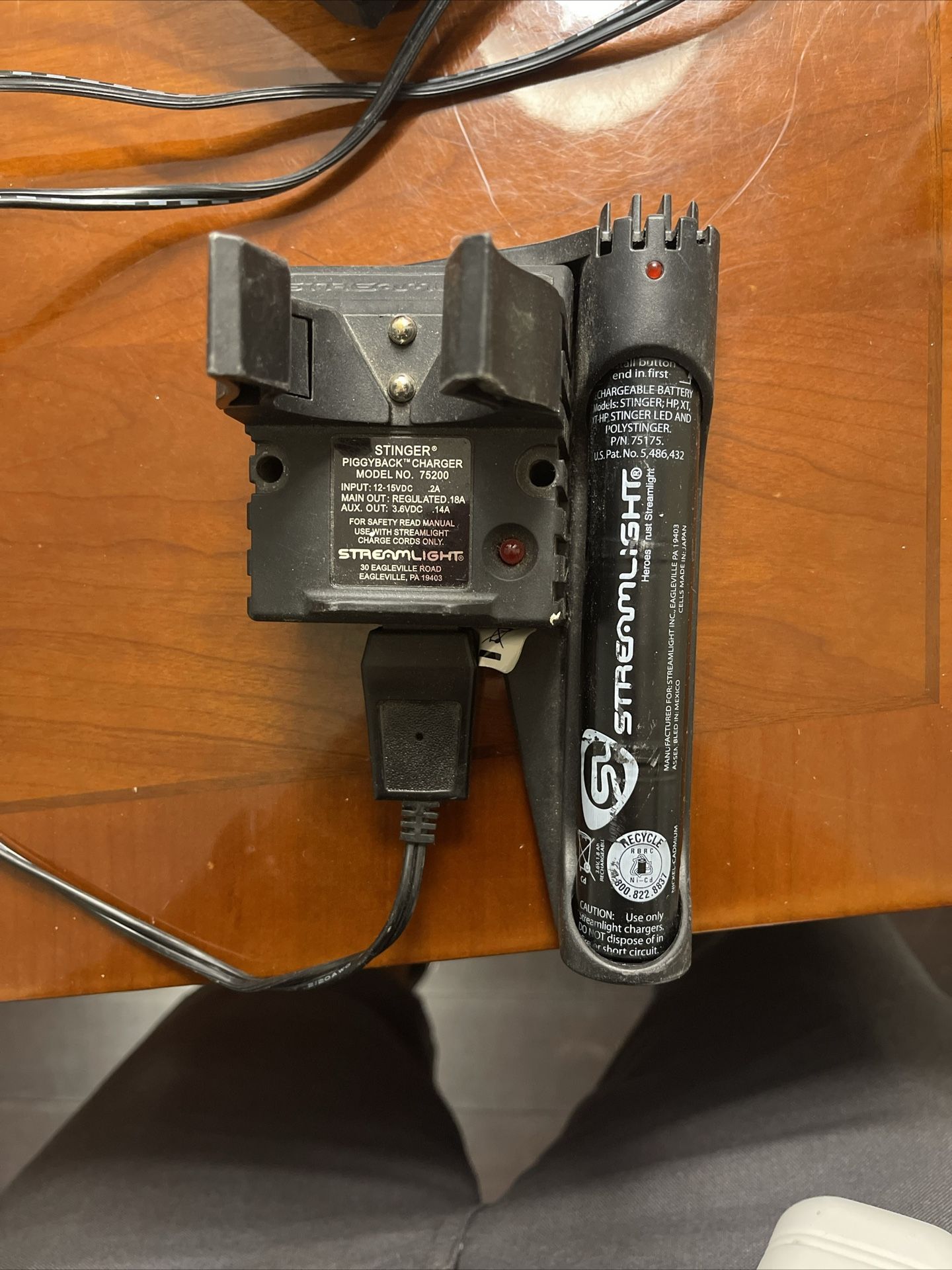 Streamlight Stinger Piggyback Charger Base 75200 and 1 Stinger 75175 ...