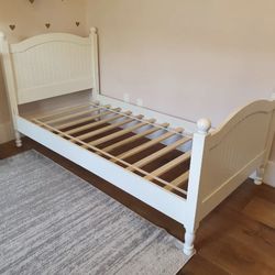 Pottery Barn Kids Catalina Twin bed Simply White for Sale in Chicago IL OfferUp