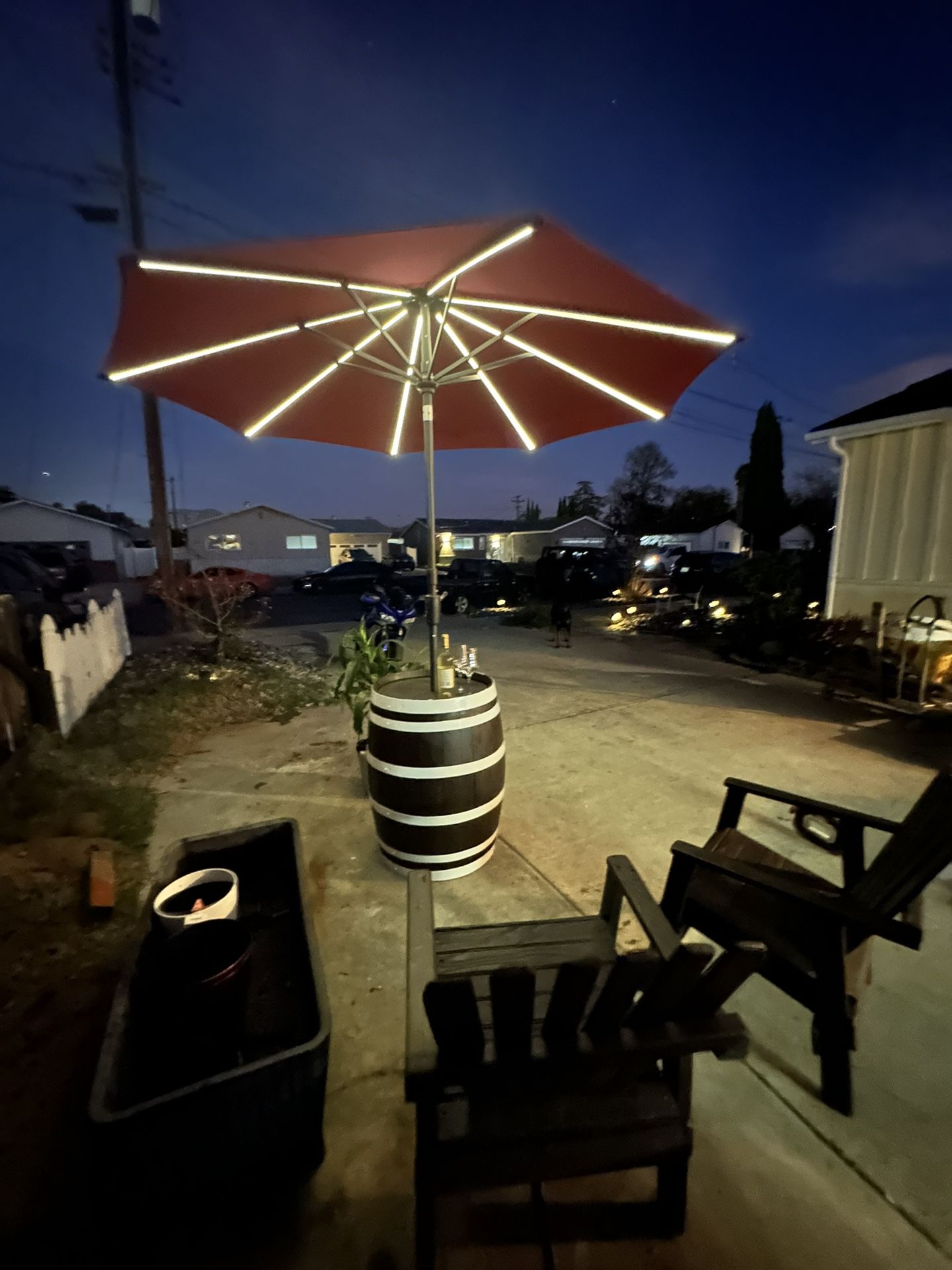 Outdoor Wine Barrel Bar/ Table With Solar Power LED Umbrella for Sale ...