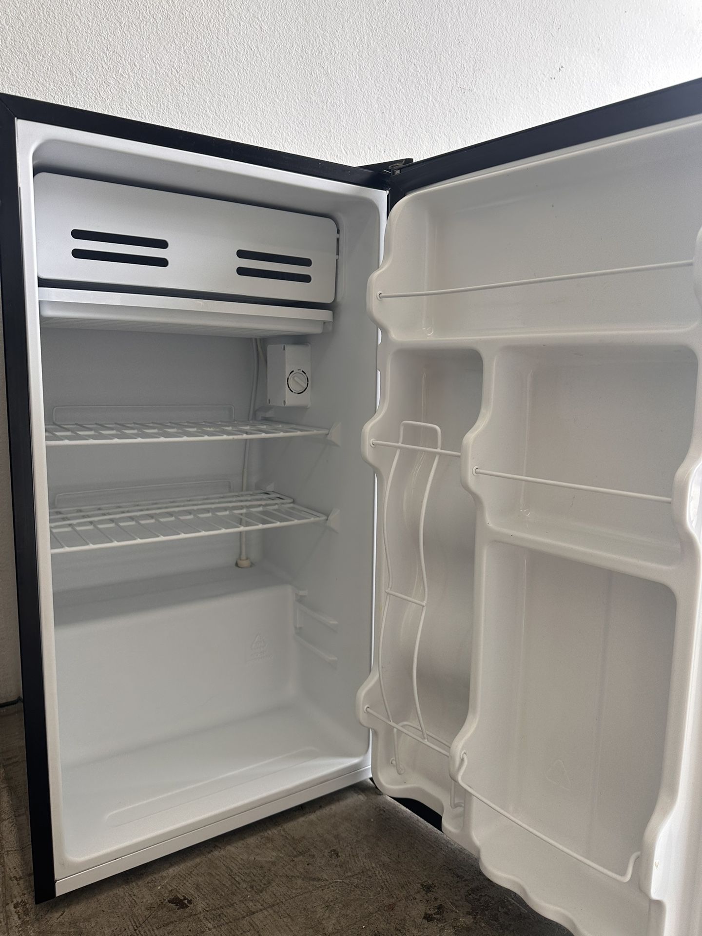 MIDEA Mini Fridge for Sale in Kent, WA - OfferUp